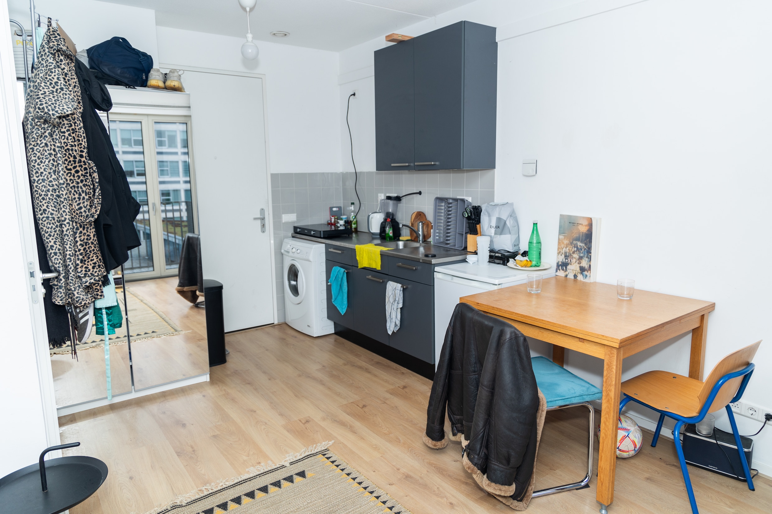 Zij betalen torenhoge bedragen voor hun kamer in Amsterdam: ‘1054 euro ...