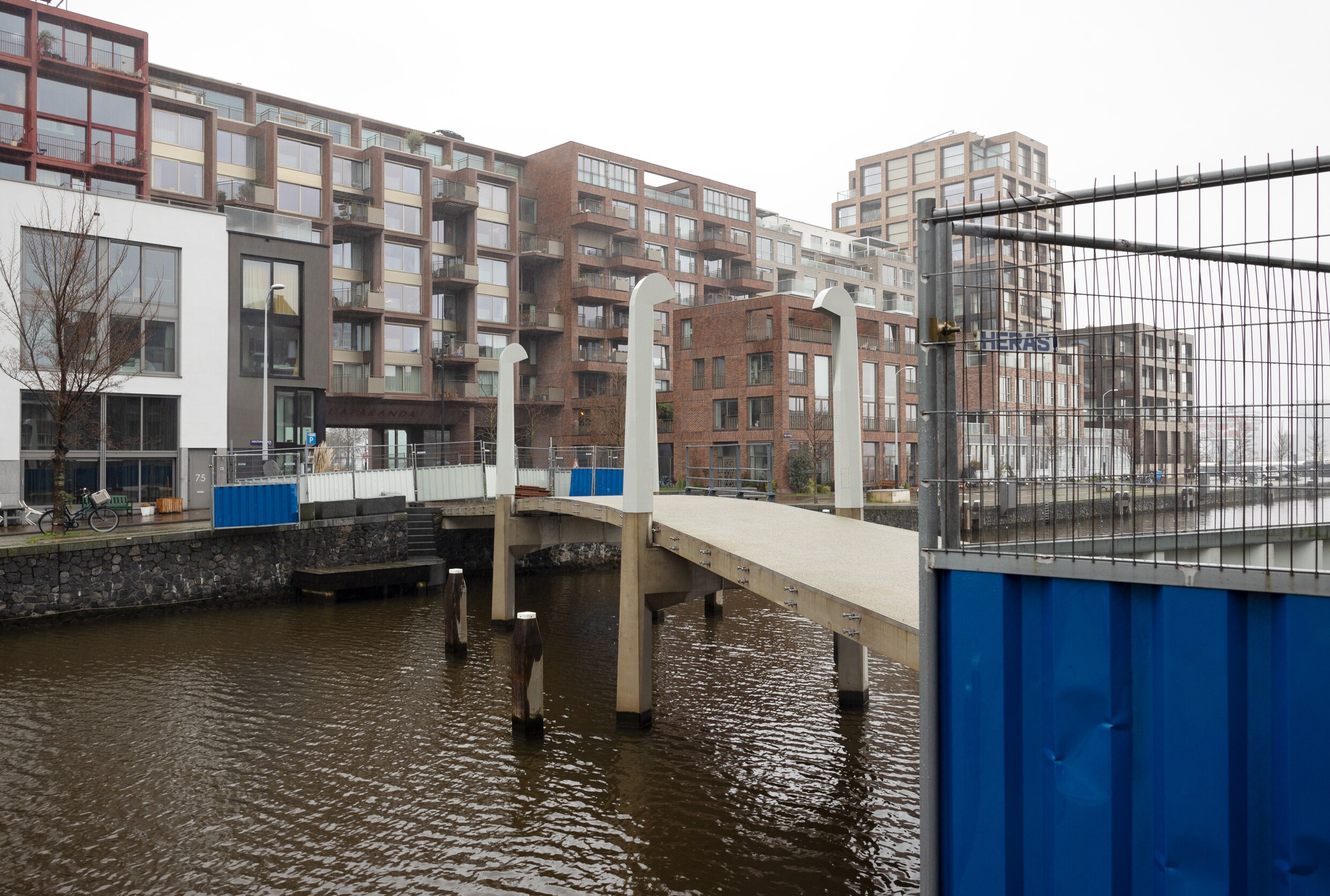Deze brug in de Houthaven is al anderhalf jaar bíjna klaar | Het Parool