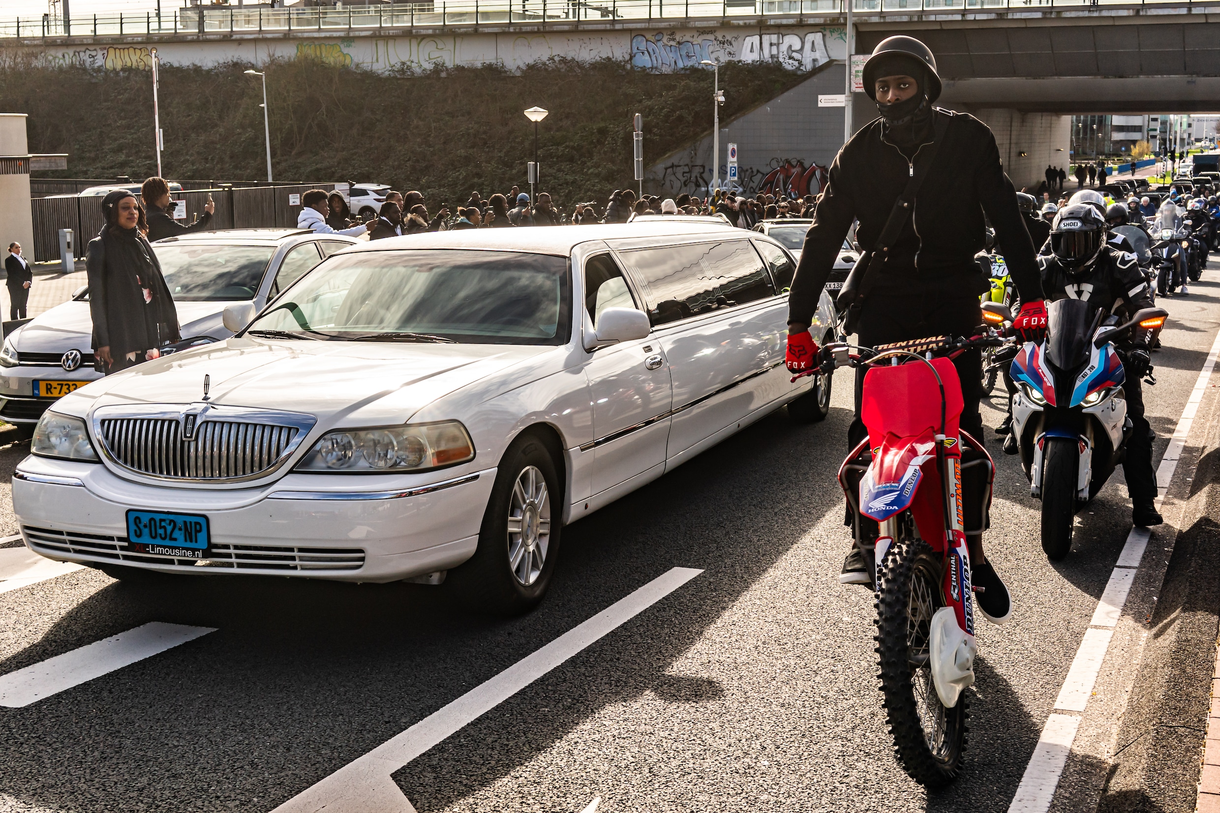 Rapper Bigidagoe onder flinke belangstelling begraven, uitvaart in ...