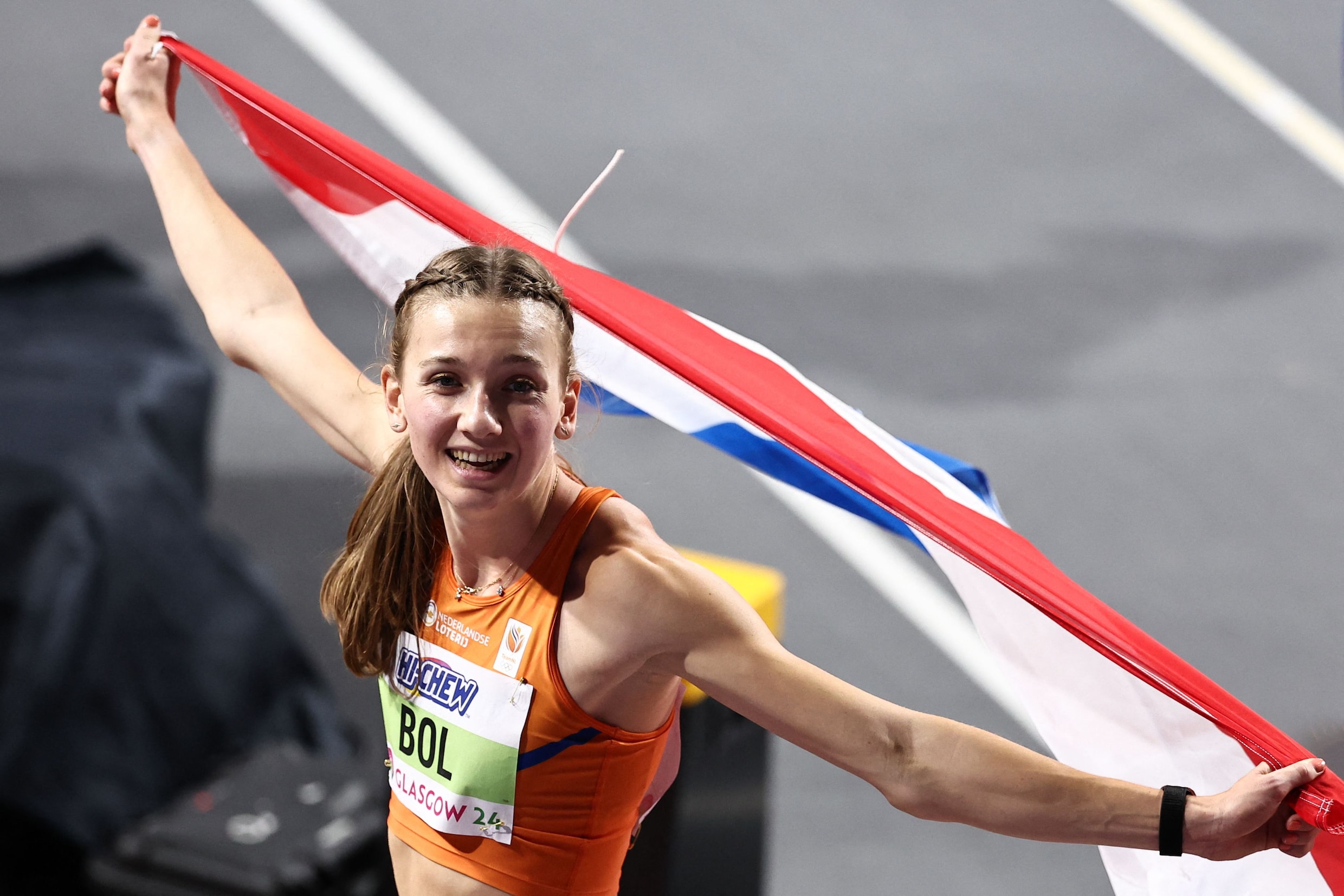 Superieure Femke Bol verbetert eigen wereldrecord 400 meter indoor en ...