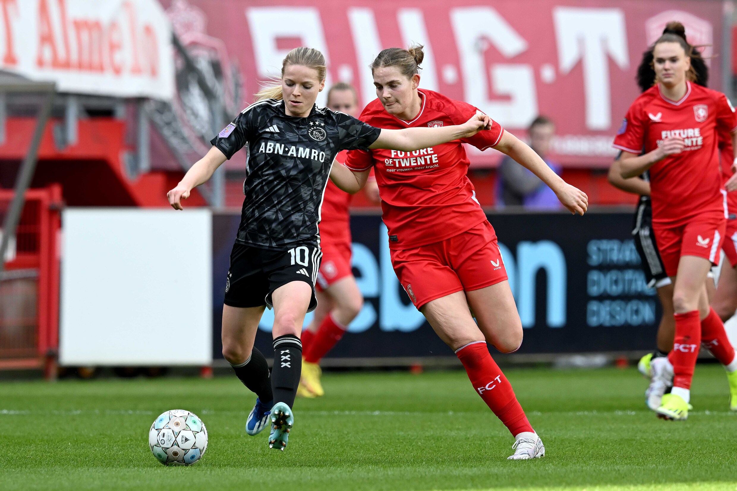 Ajax Vrouwen wint bij koploper FC Twente, verschil nu zes punten | Het Parool