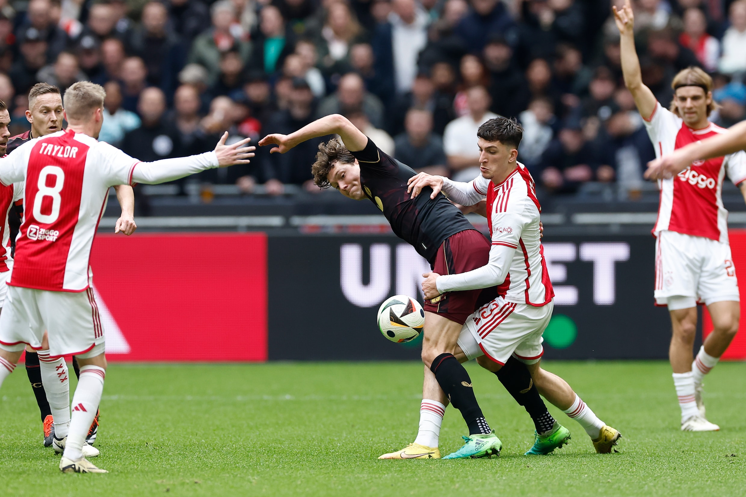 Kaplan na twintig maanden blessureleed eindelijk in basis Ajax: ‘Hij heeft niet één keer ...