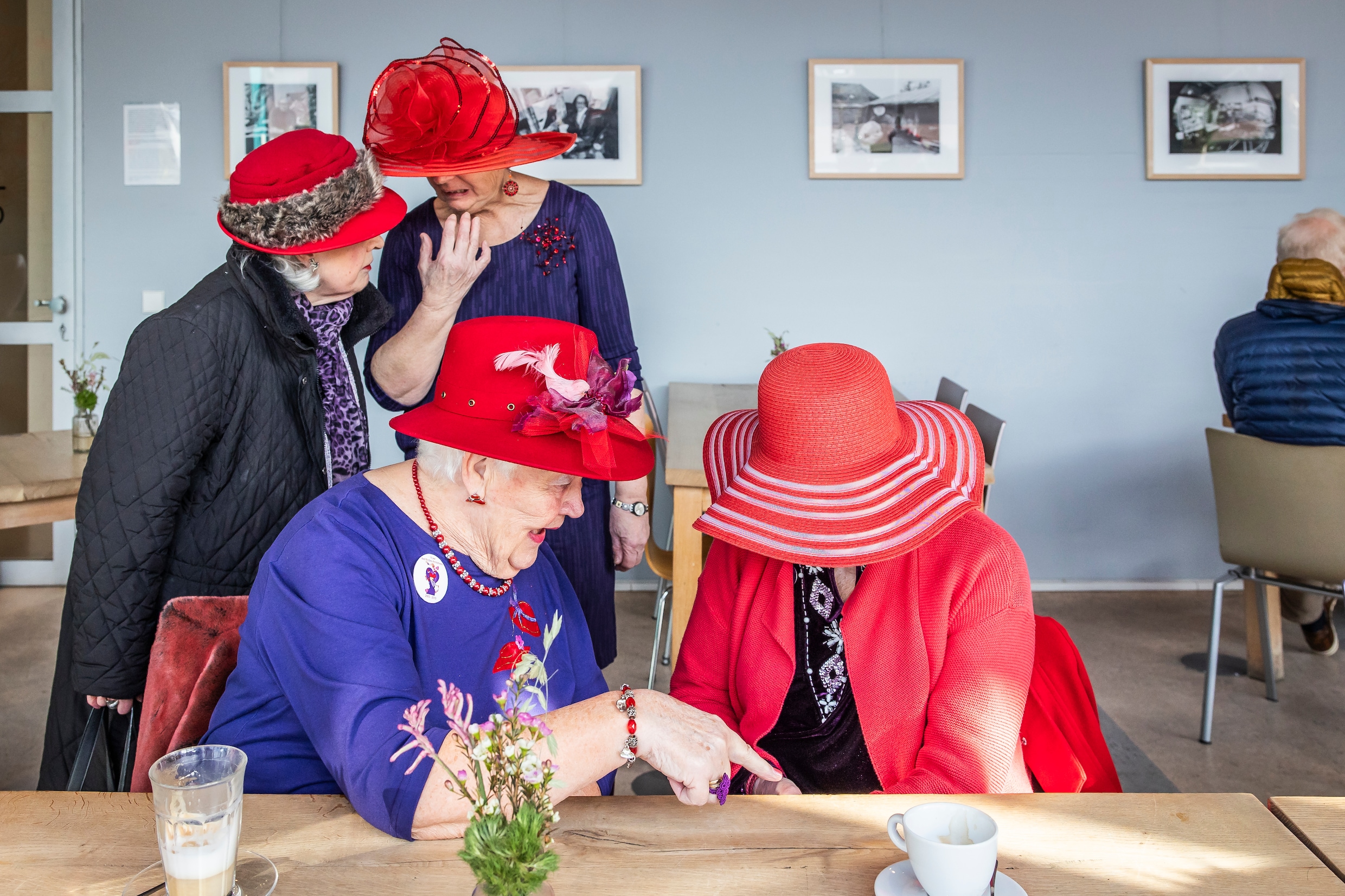 Rode hoed en paarse kleding: deze 50-plusvrouwen horen bij de Red ...