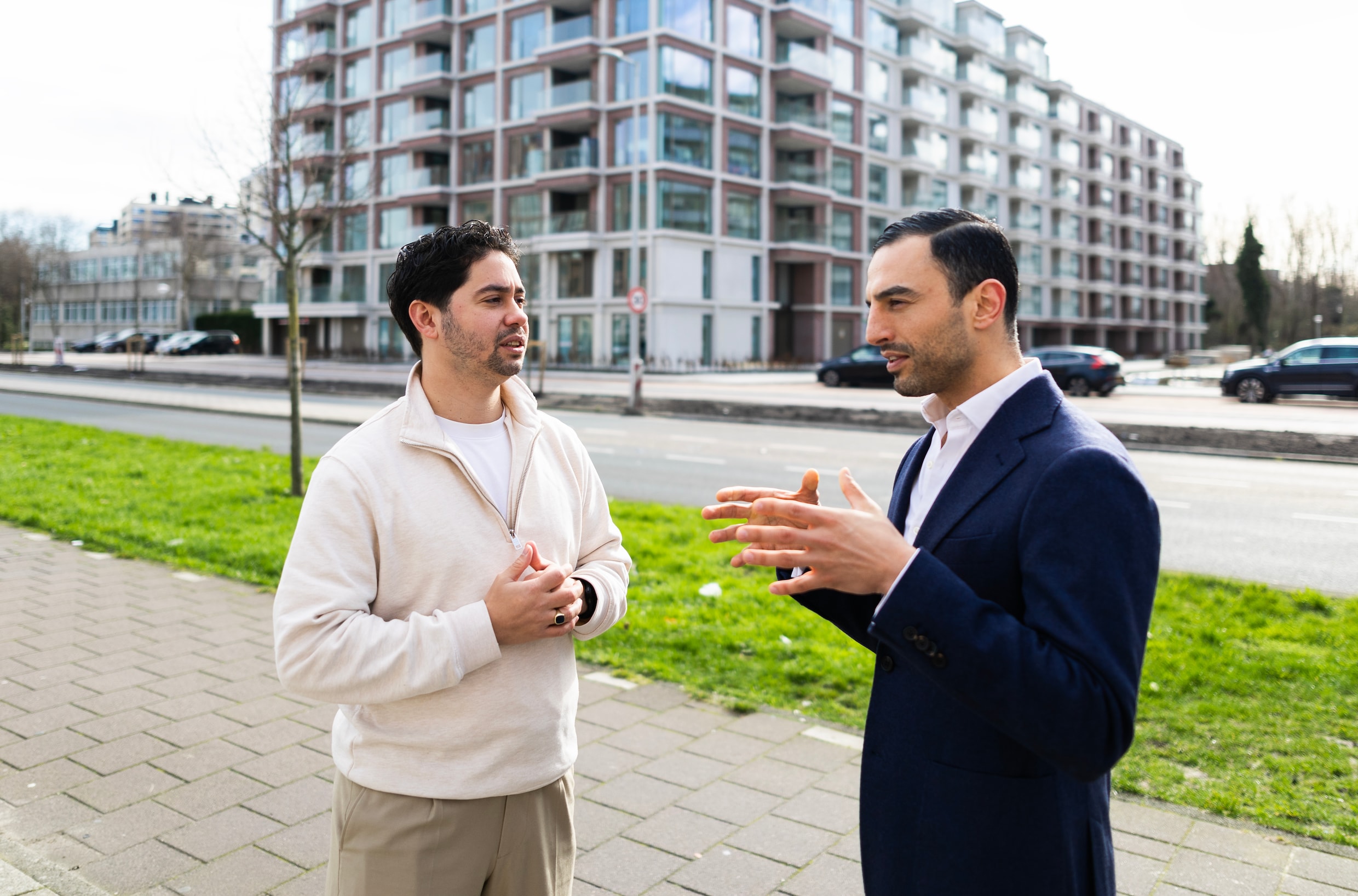 ‘Je speelt een politiek spel over de rug van Amsterdammers’: VVD en D66 ...