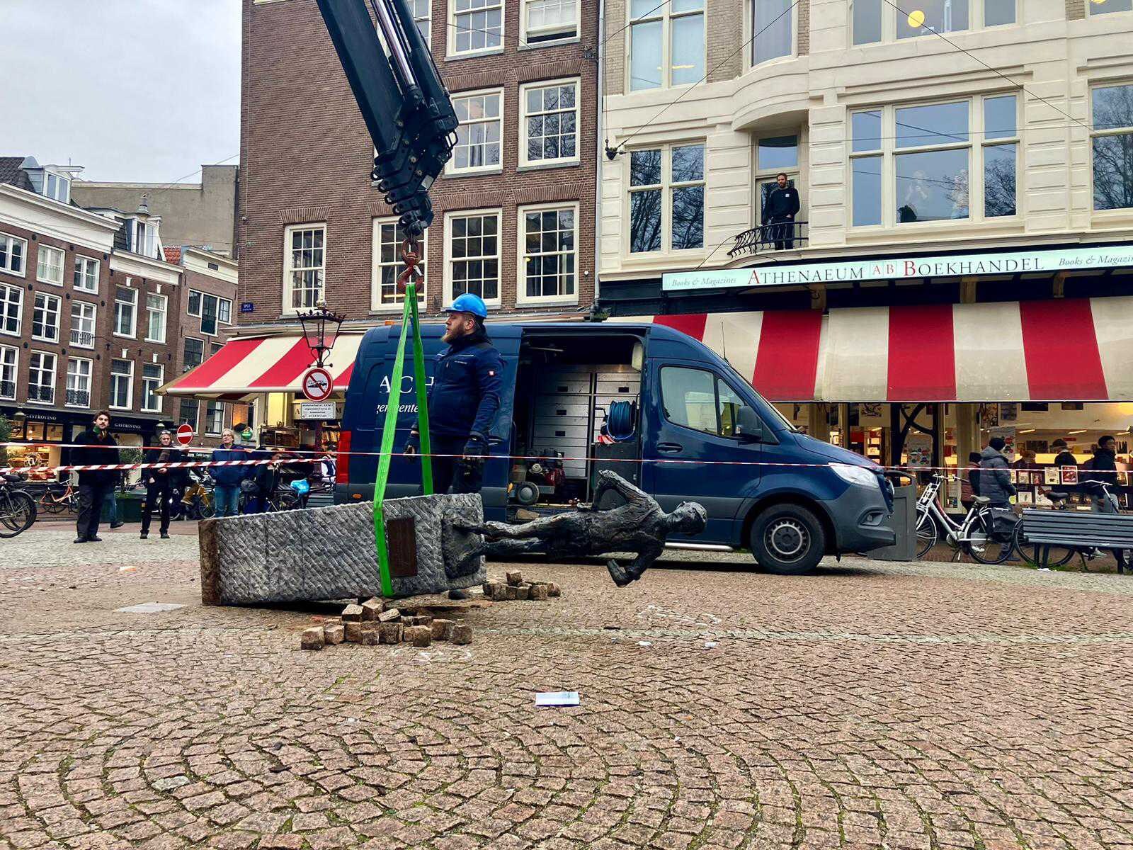 Het Lieverdje op het Spui omvergereden door vrachtwagen, linkerhand ...