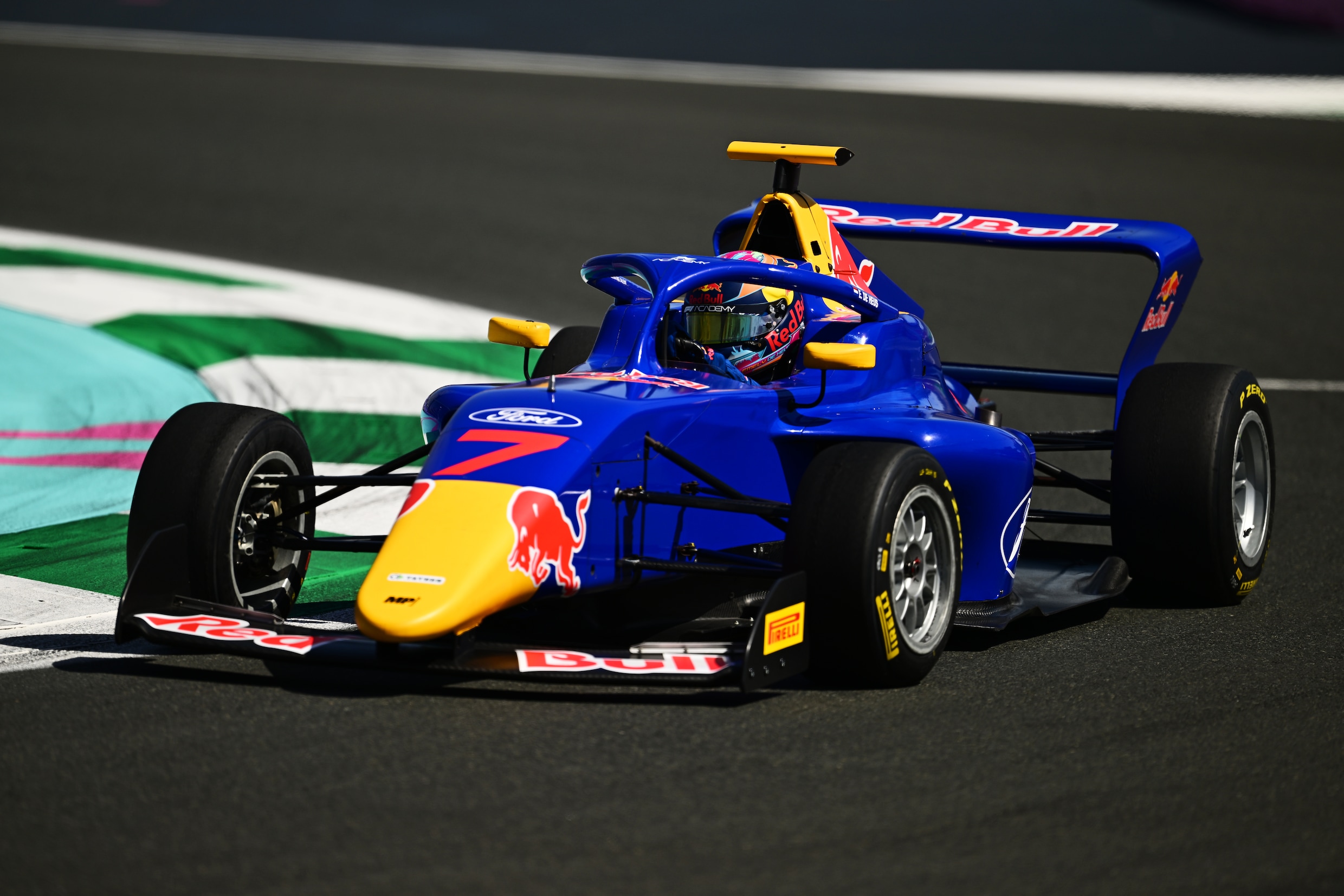 Voor Red Bull-coureur Emely de Heus voelt de Formule 1 ineens ...
