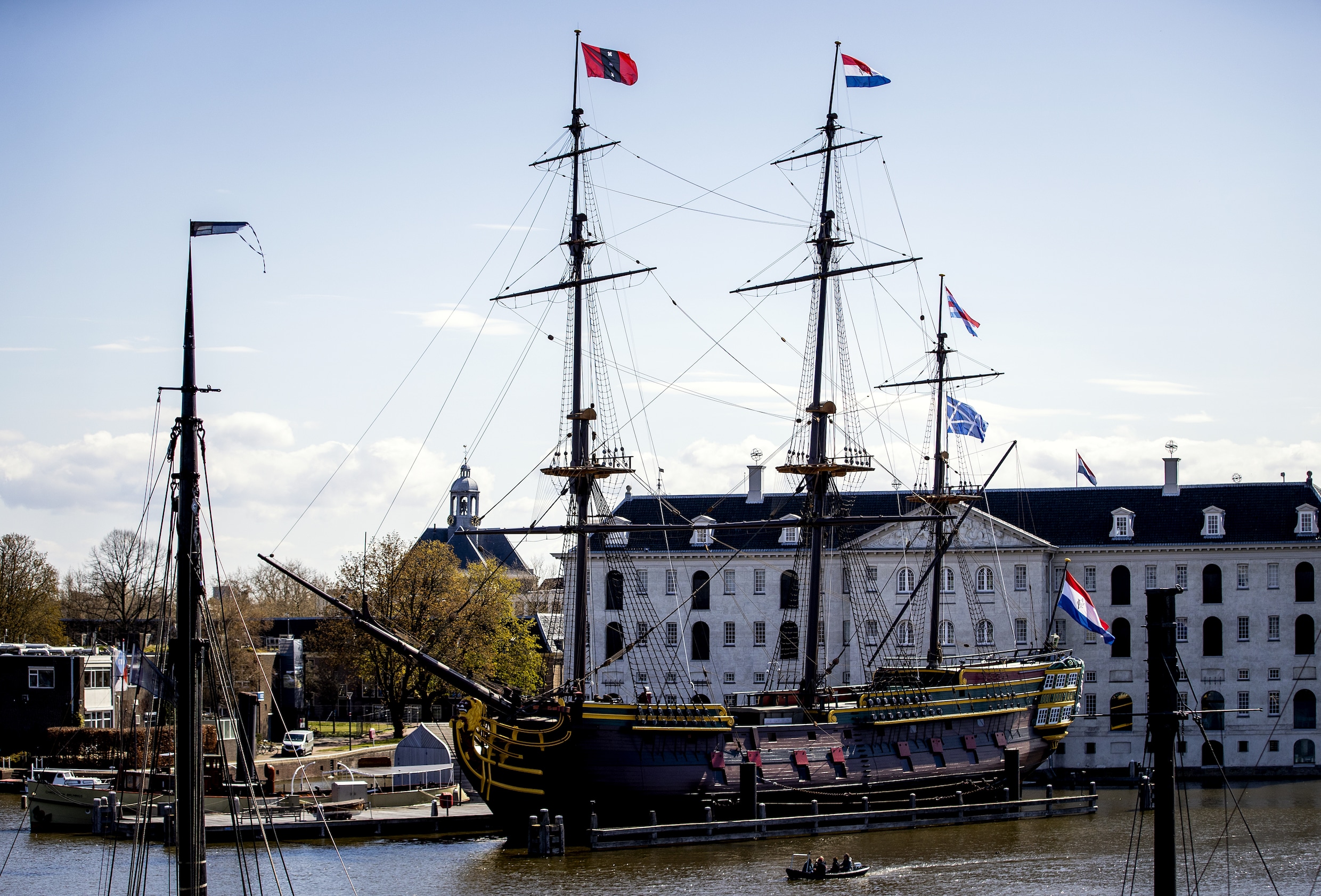 VOC-schip bij Scheepvaartmuseum even van zijn plek voor opknapbeurt aan ...