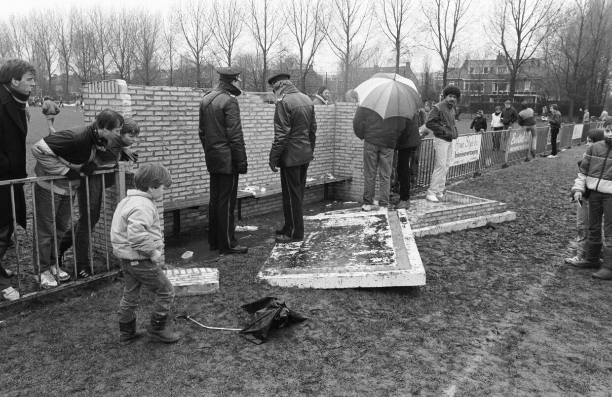 Marco van Basten klom in 1984 door een raam en ontliep zo het dug ...