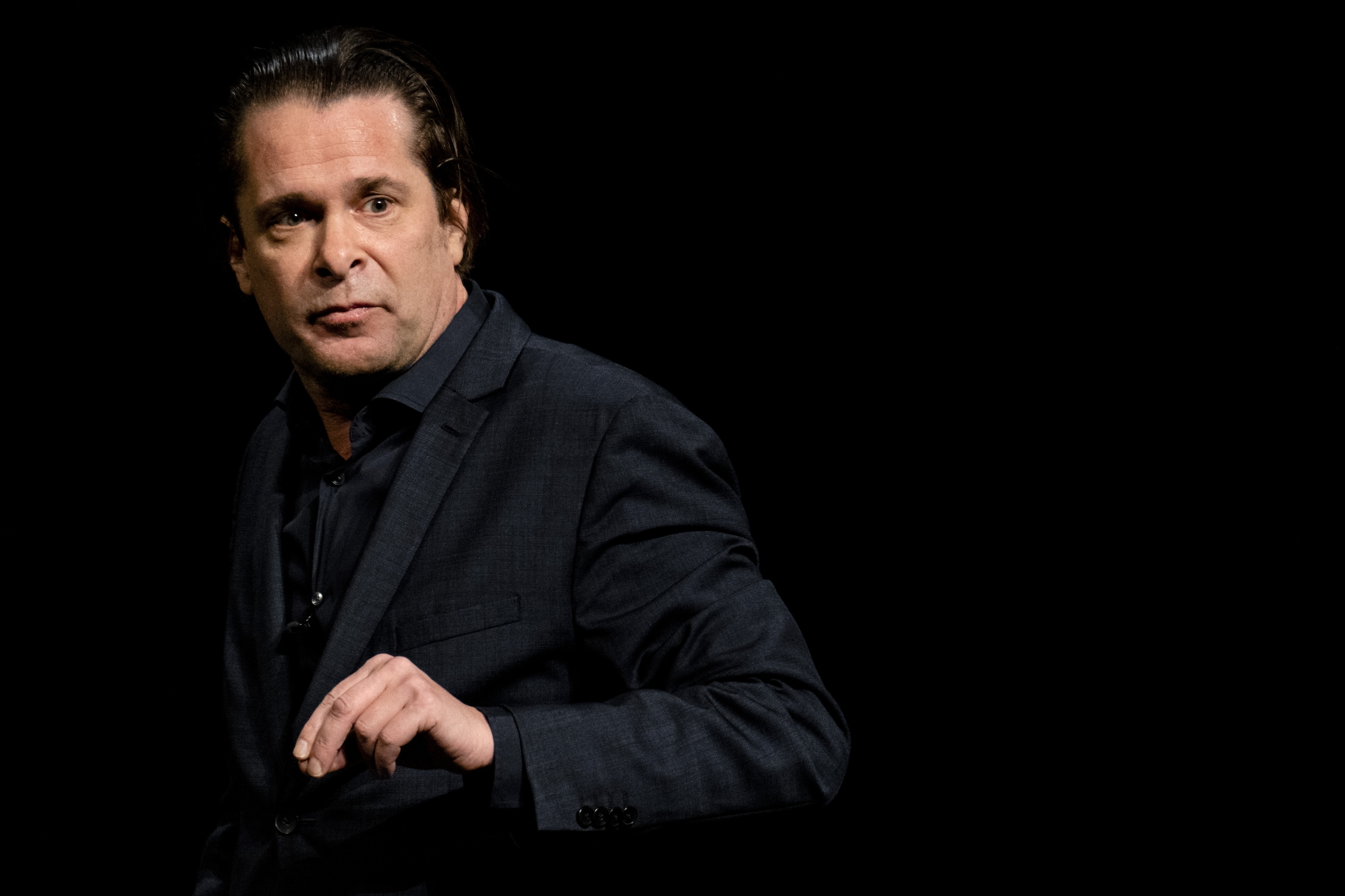 Hans Teeuwen krijgt wapen uit filmpje terug van politie ...