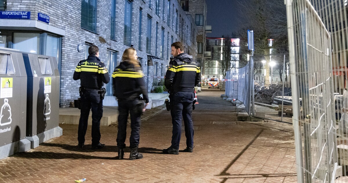 Explosie bij woning in Amsterdam Nieuw-West, schade aan voordeur | Het ...