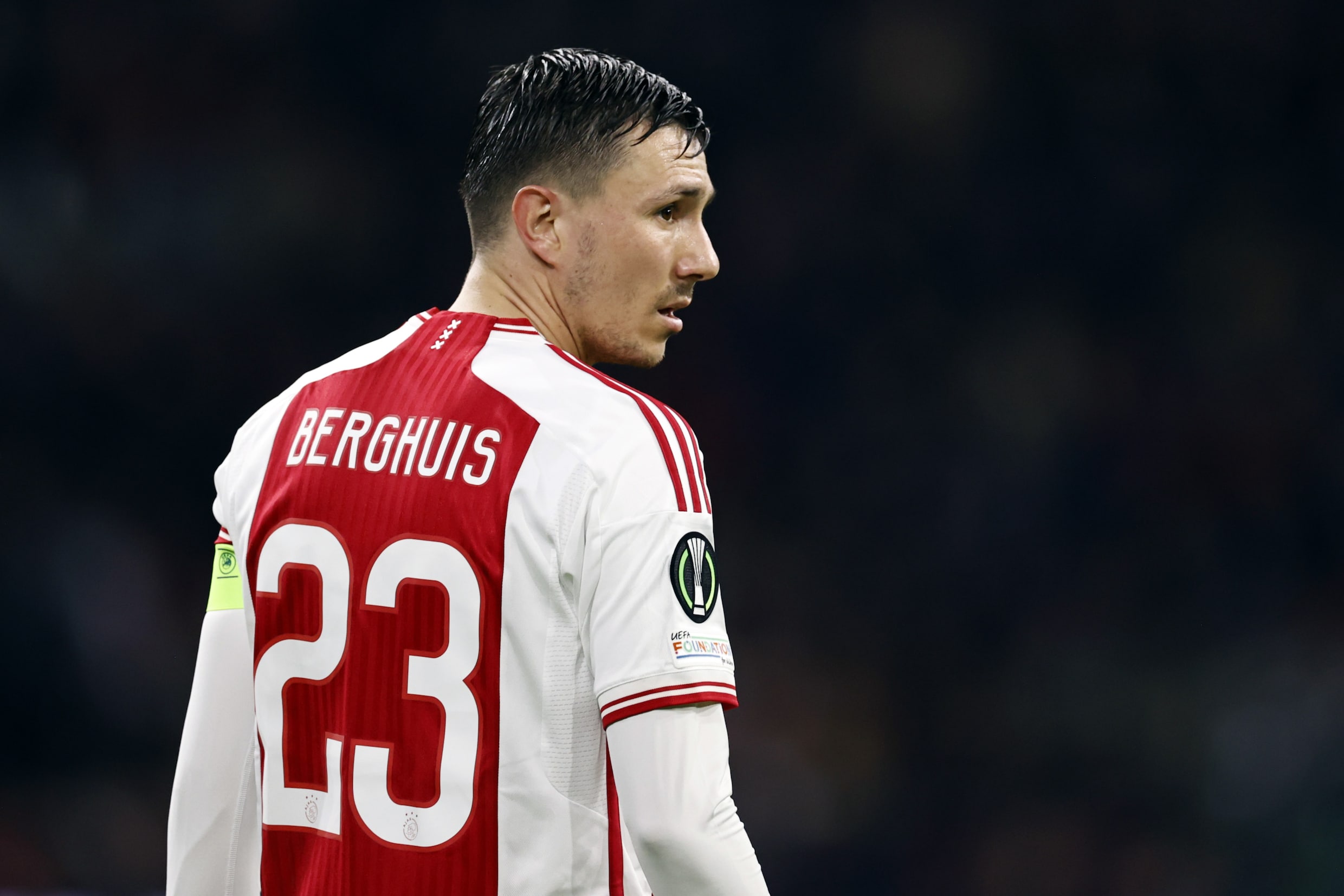 Ajax moet rampseizoen redden in Engeland, maar het ontbreken van Steven ...