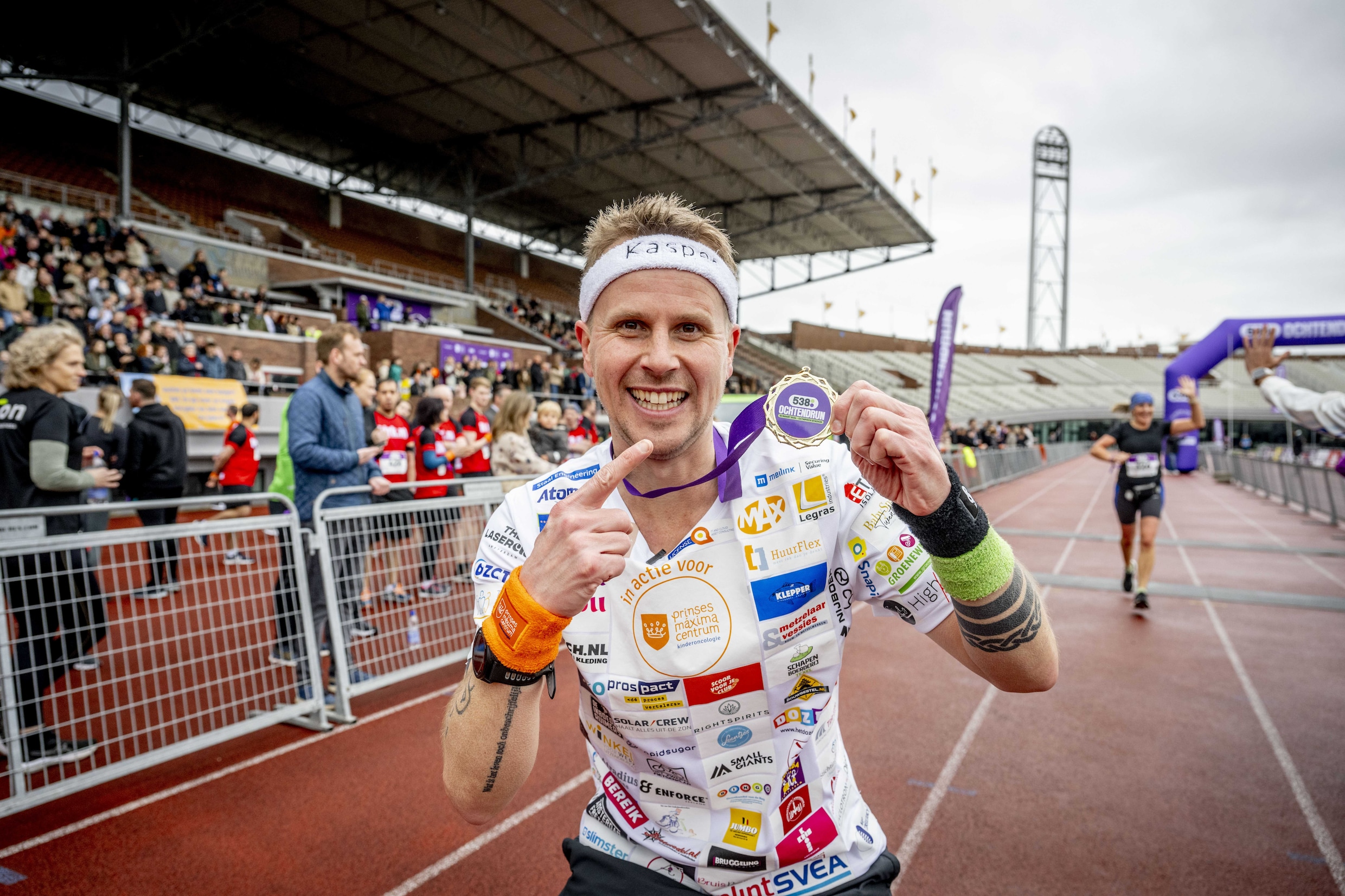 Jeroen van Veen, die zijn zoon Kasper (4) verloor aan kanker, rende ...