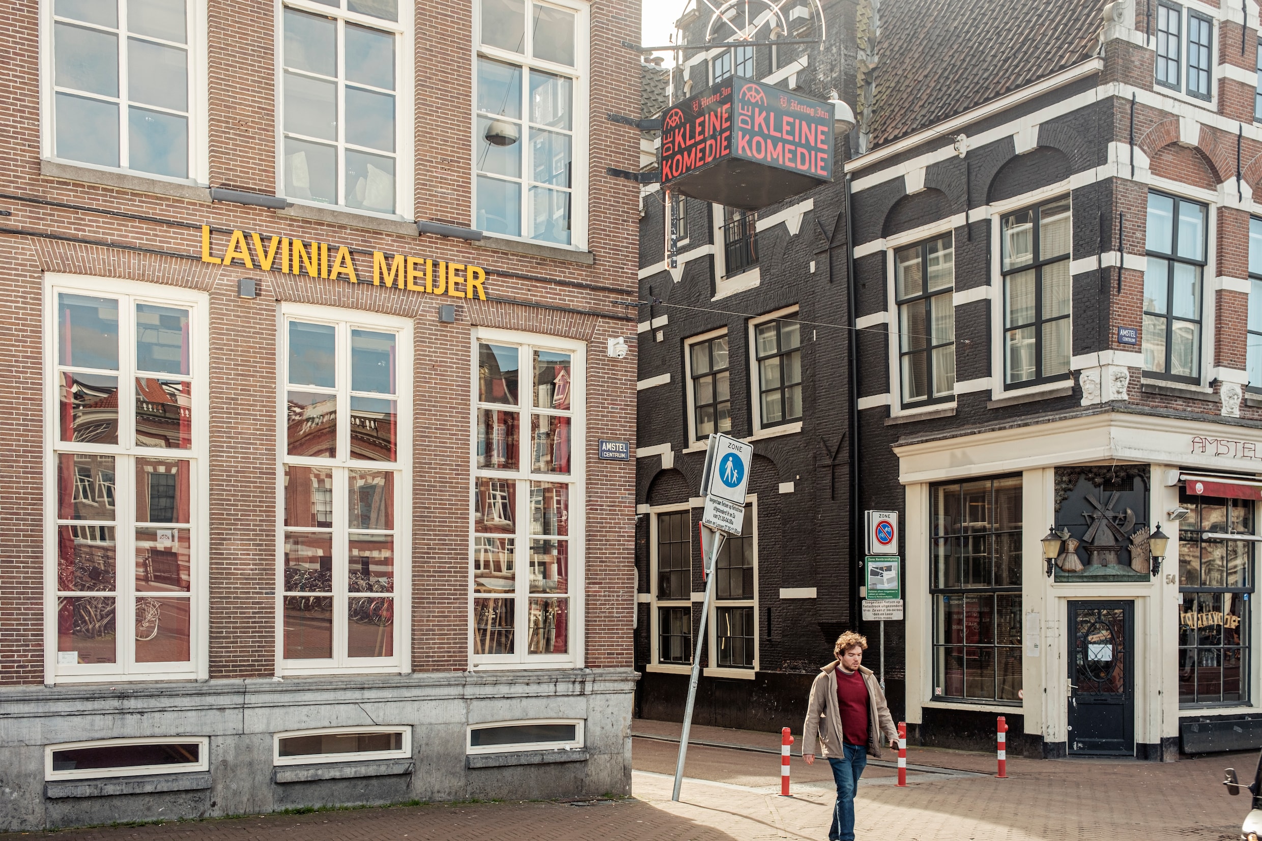Deze man plakt al 25 jaar namen op de gevel van De Kleine Komedie ...