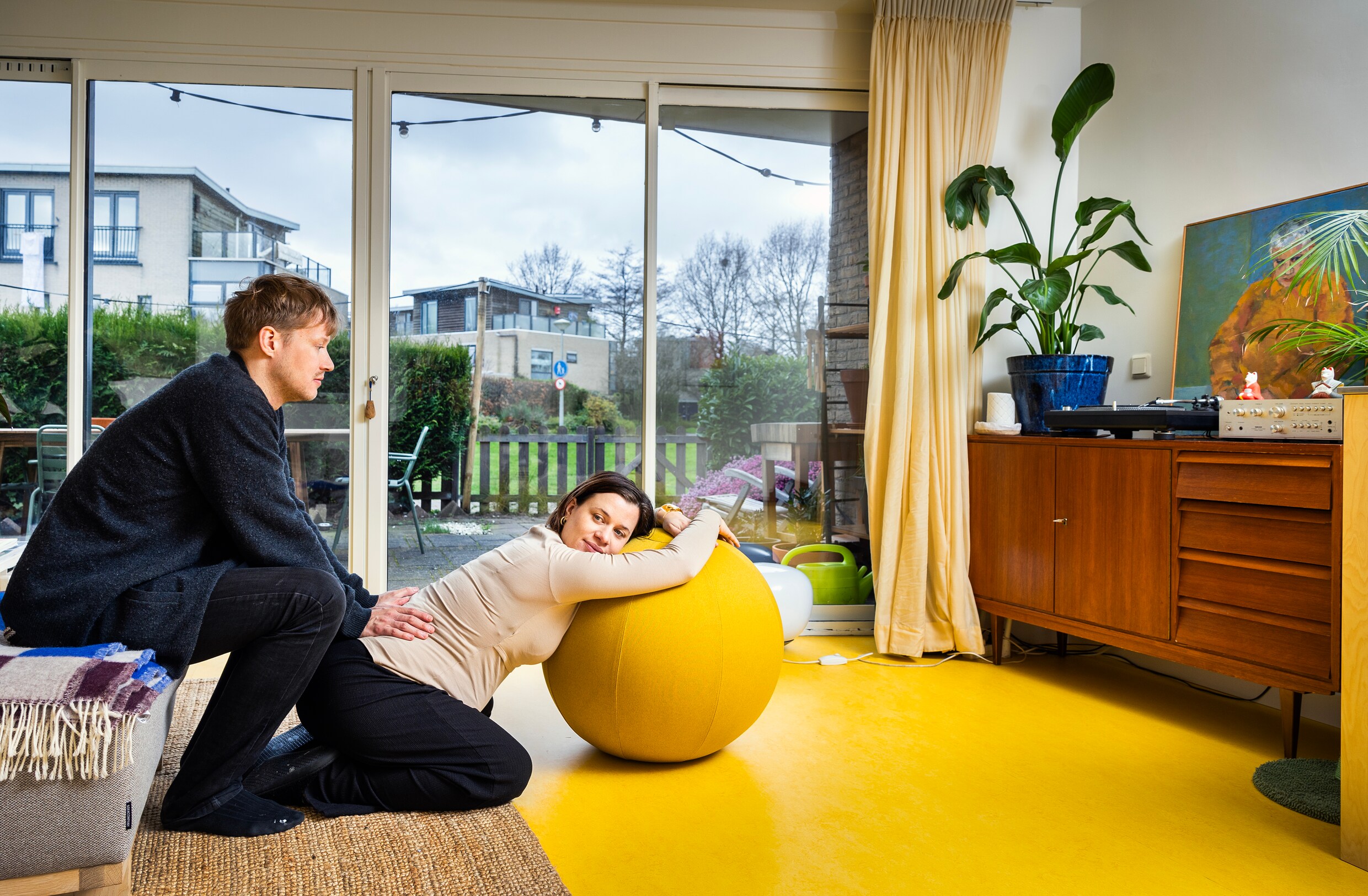 Op zaterdagochtend cocoont Jelmer Schütte met zijn vrouw | Het Parool