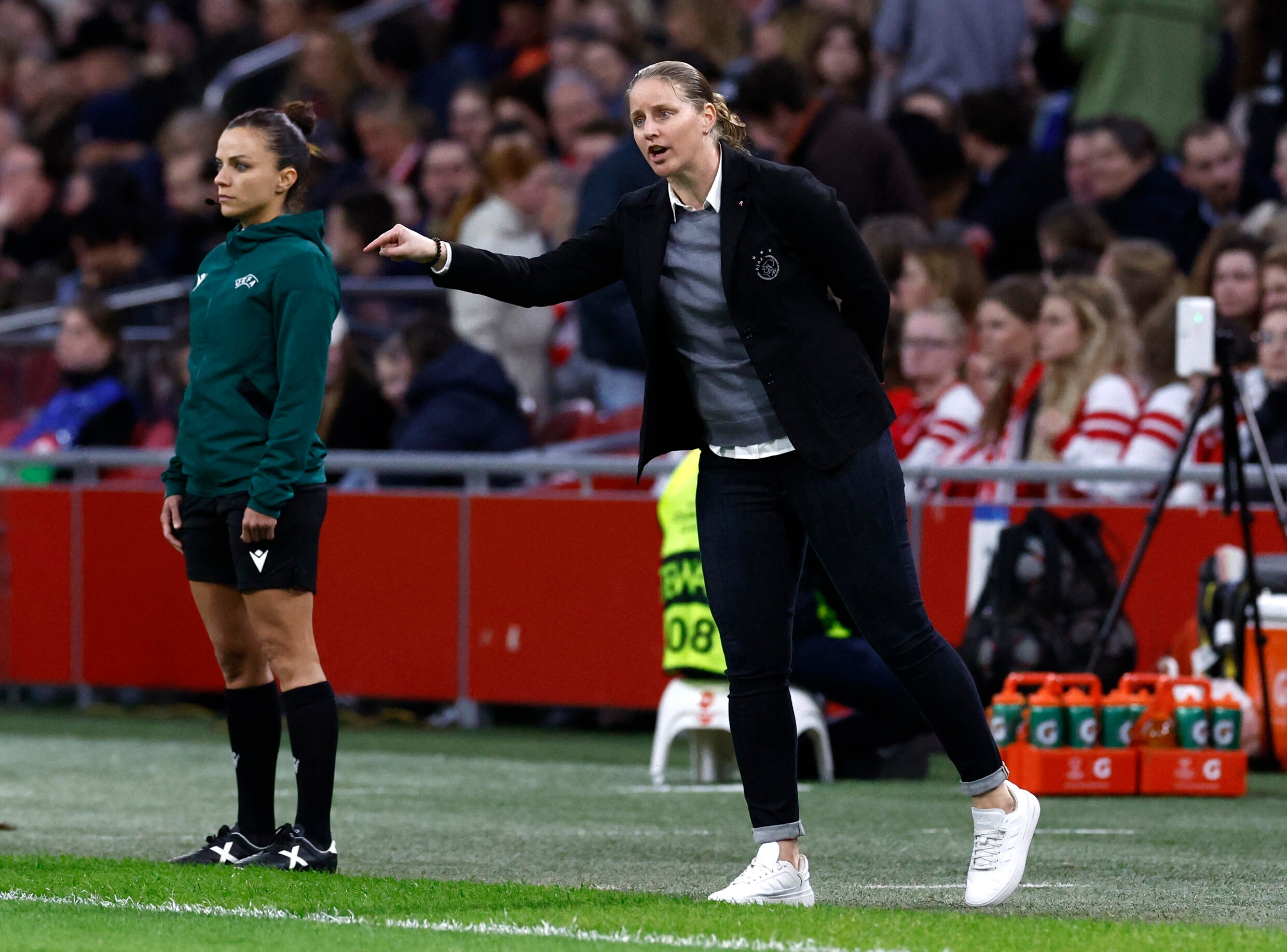 Duel in droomdecor brengt Ajax weer dichter bij Europese top: ‘In Nederland willen we misschien ...