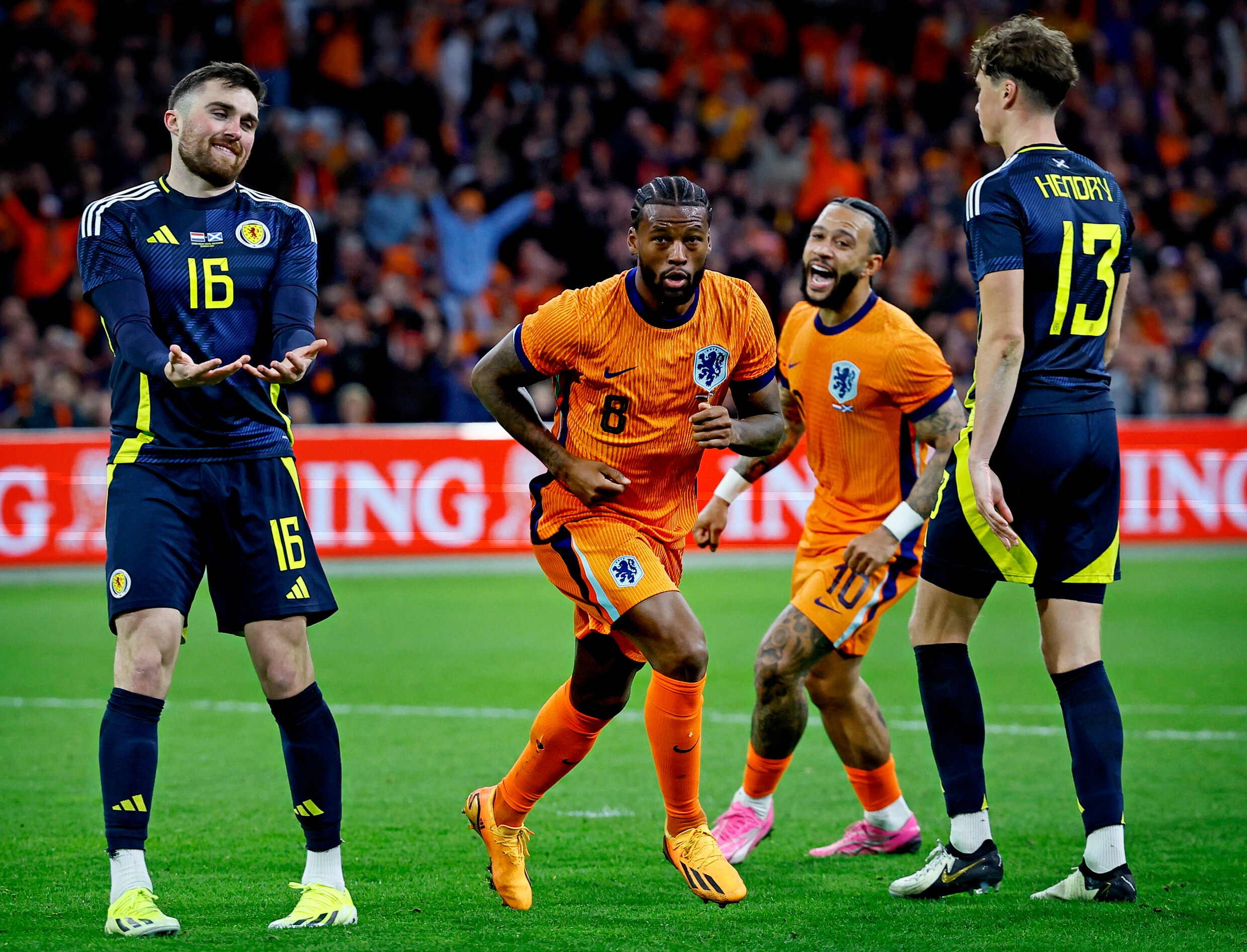 Rommelige oefeninterland tegen Schotten levert Oranje geflatteerde zege ...