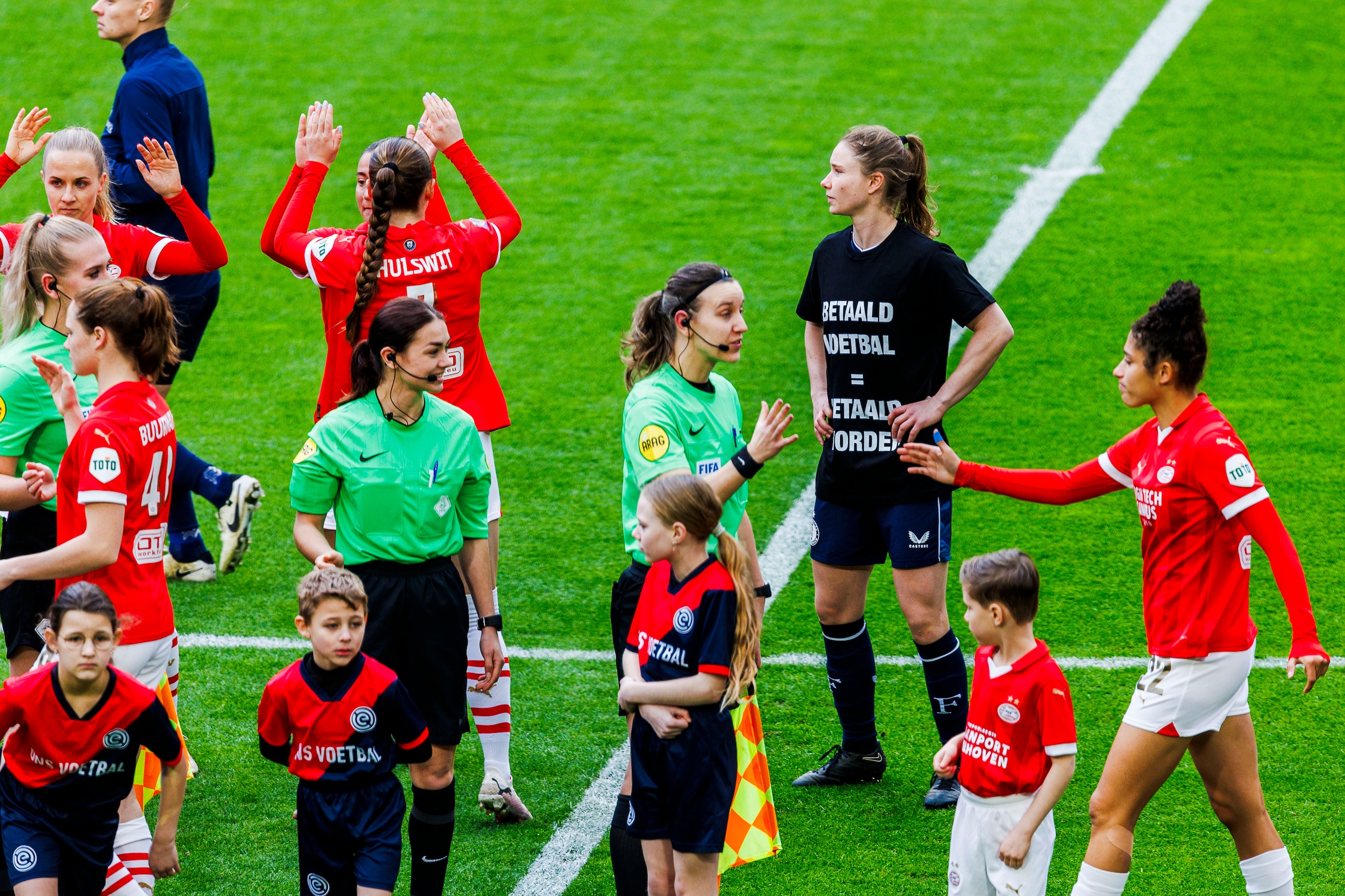 Speelsters eredivisie snakken naar meer geld: ‘Veel meiden overwegen te ...