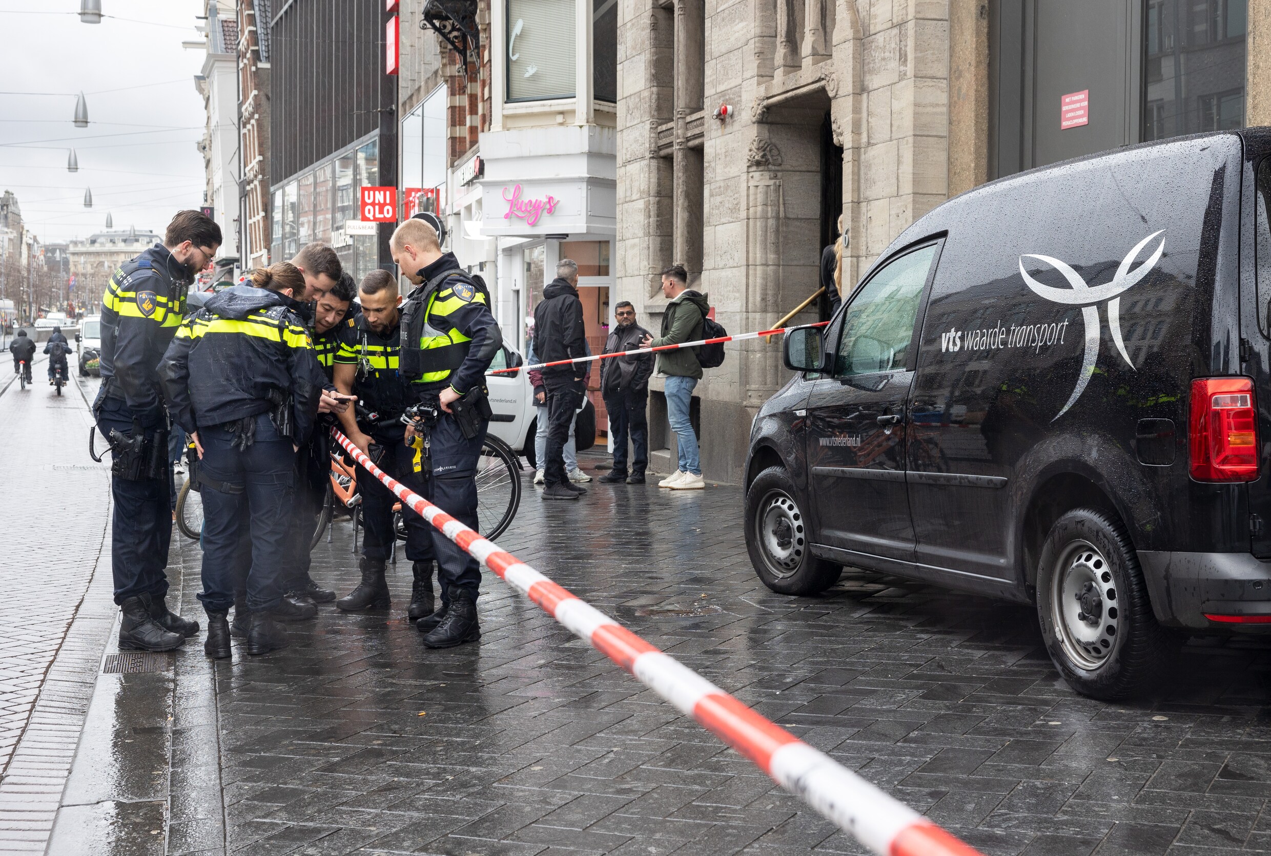 Twee geldcassettes van waardetransport gestolen op het Rokin | Het Parool