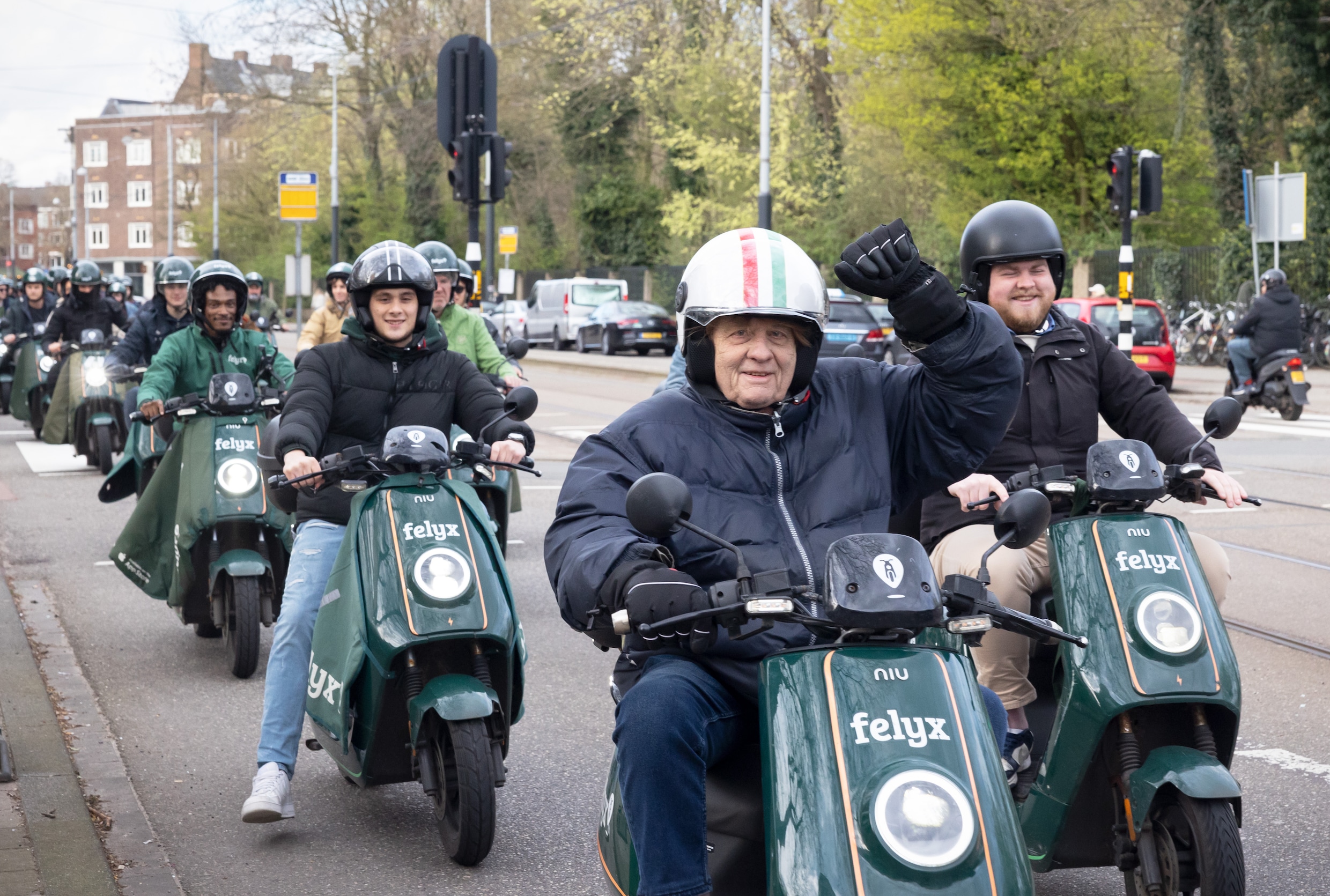 Felyx vangt bot bij rechter: verhuur groene deelscooters in Amsterdam ...