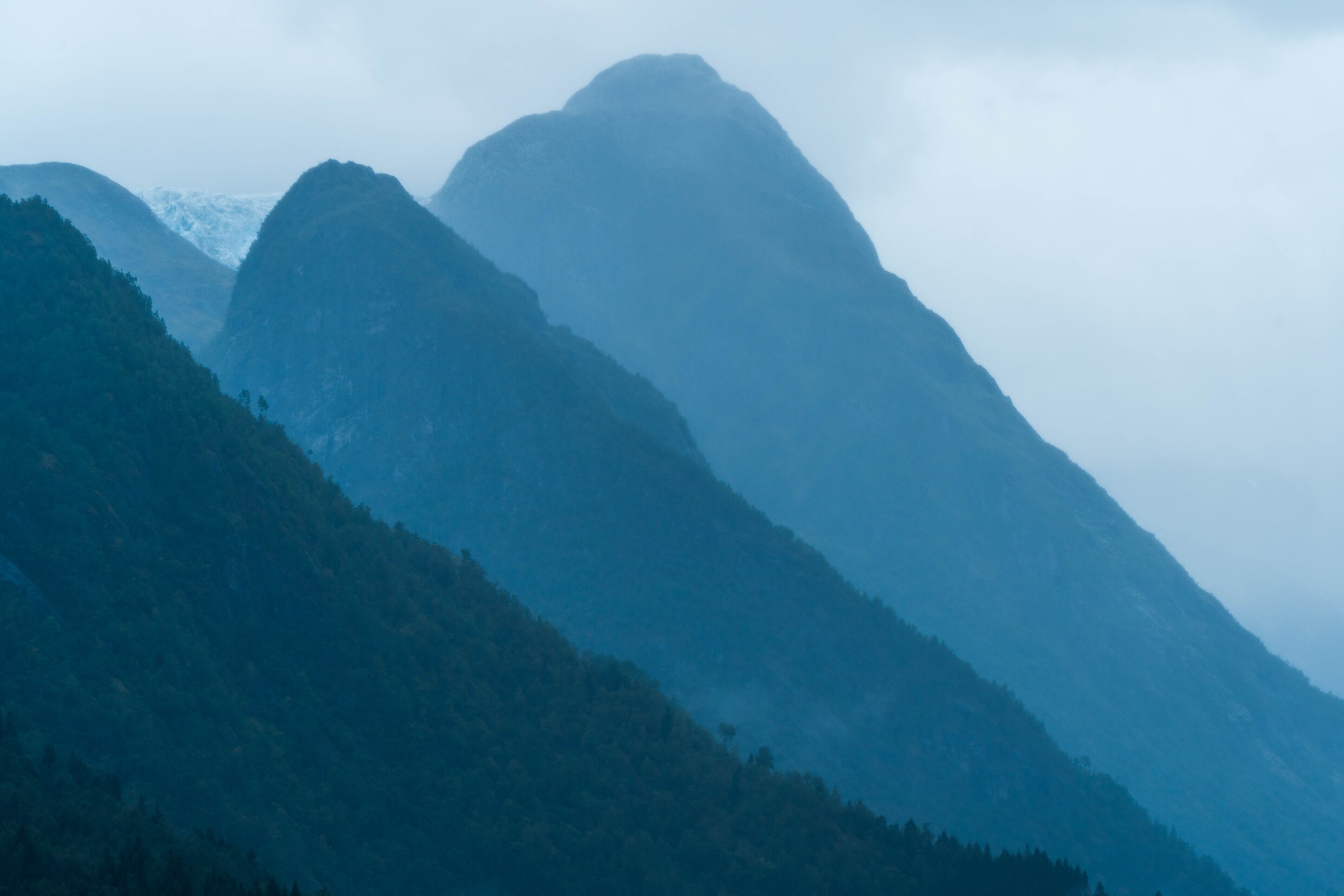 Recensie: Hoofdpersoon Ylva is tweemaal op de vlucht in de bergen van ...