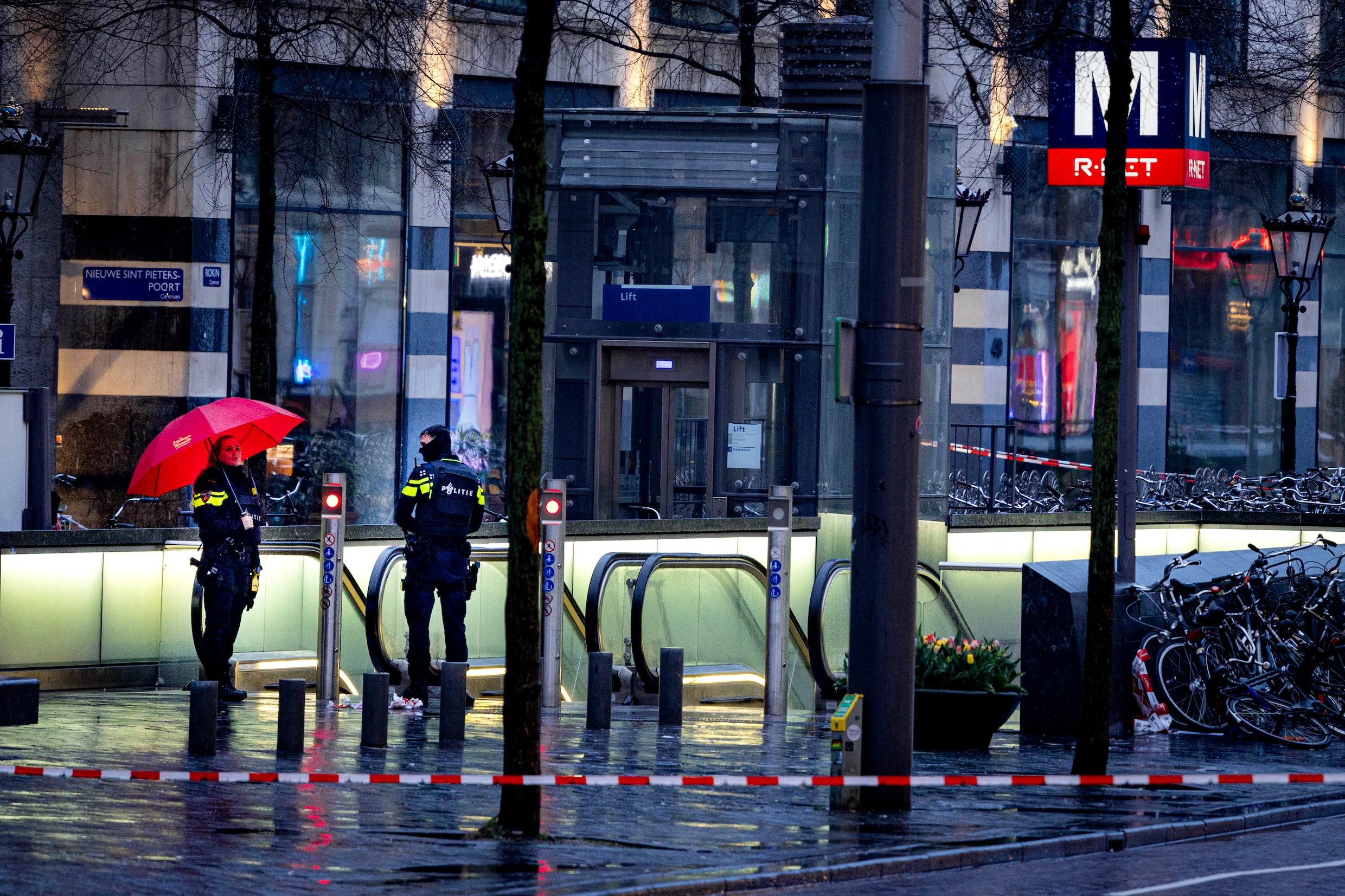 Agenten geven Rokin weer vrij na verdachte situatie in metrostation ...