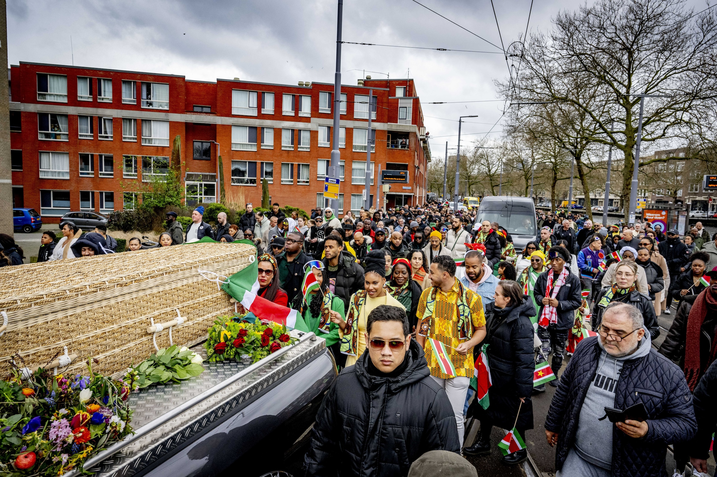 Honderden mensen nemen afscheid van rapper Def Rhymz | Het Parool