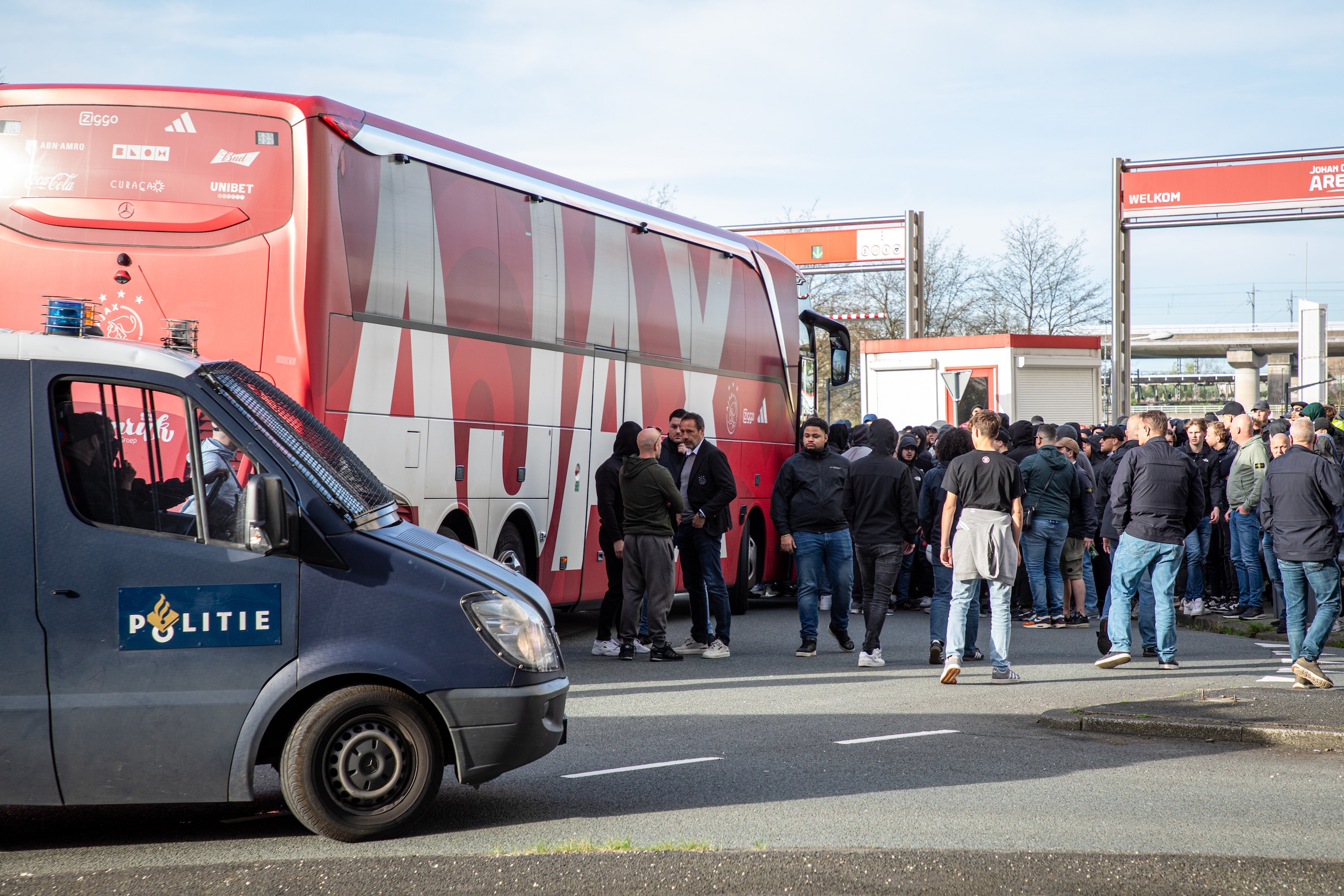 Tientallen aanhangers Ajax wachten spelersbus op bij Arena | Het Parool