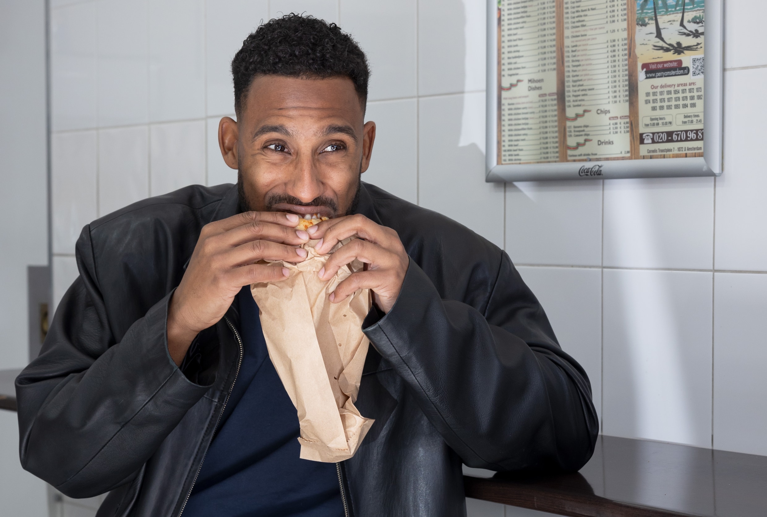 Tiktokker Nana Asare zoekt naar authentieke buurtspots in Amsterdam ...