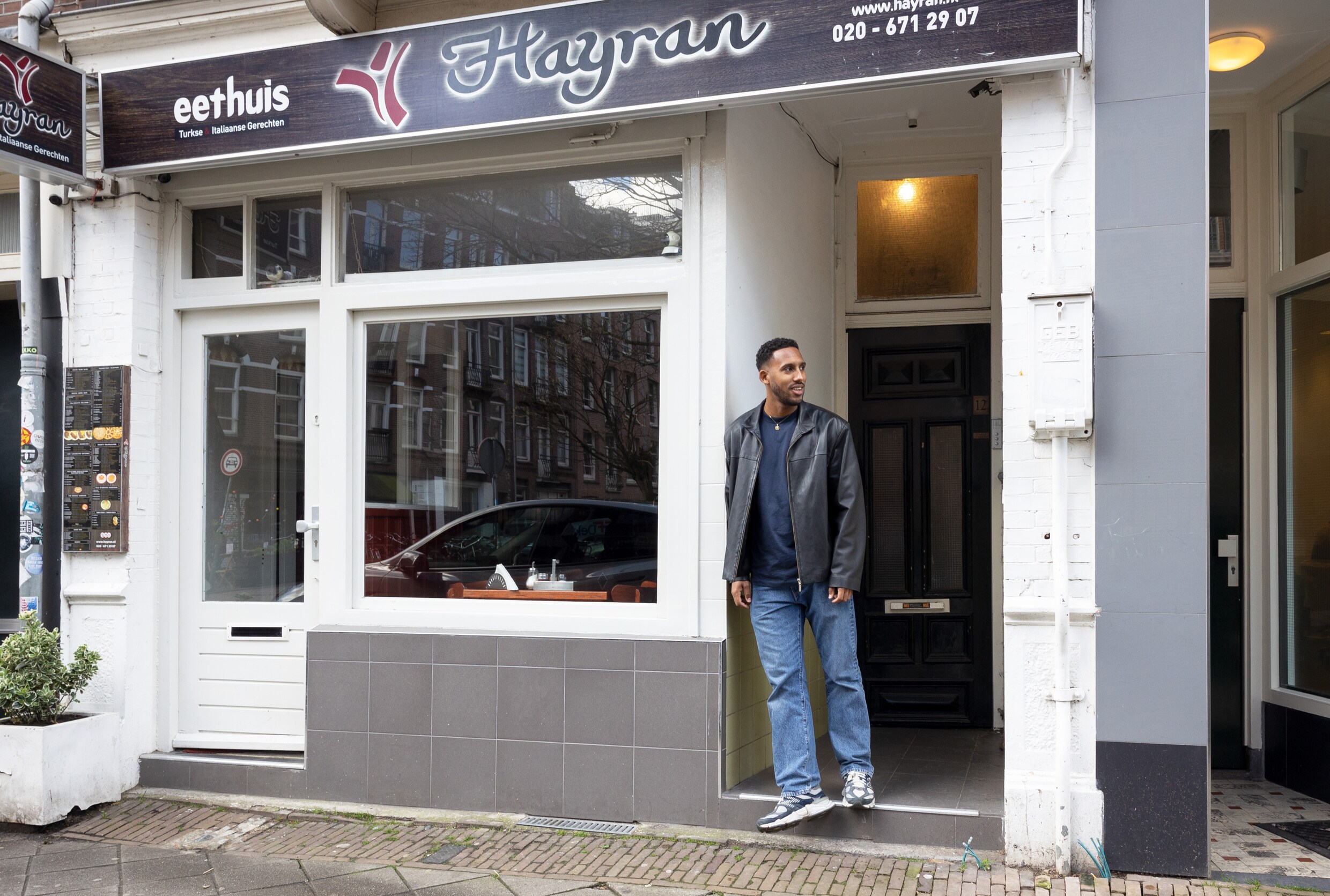 Tiktokker Nana Asare zoekt naar authentieke buurtspots in Amsterdam ...