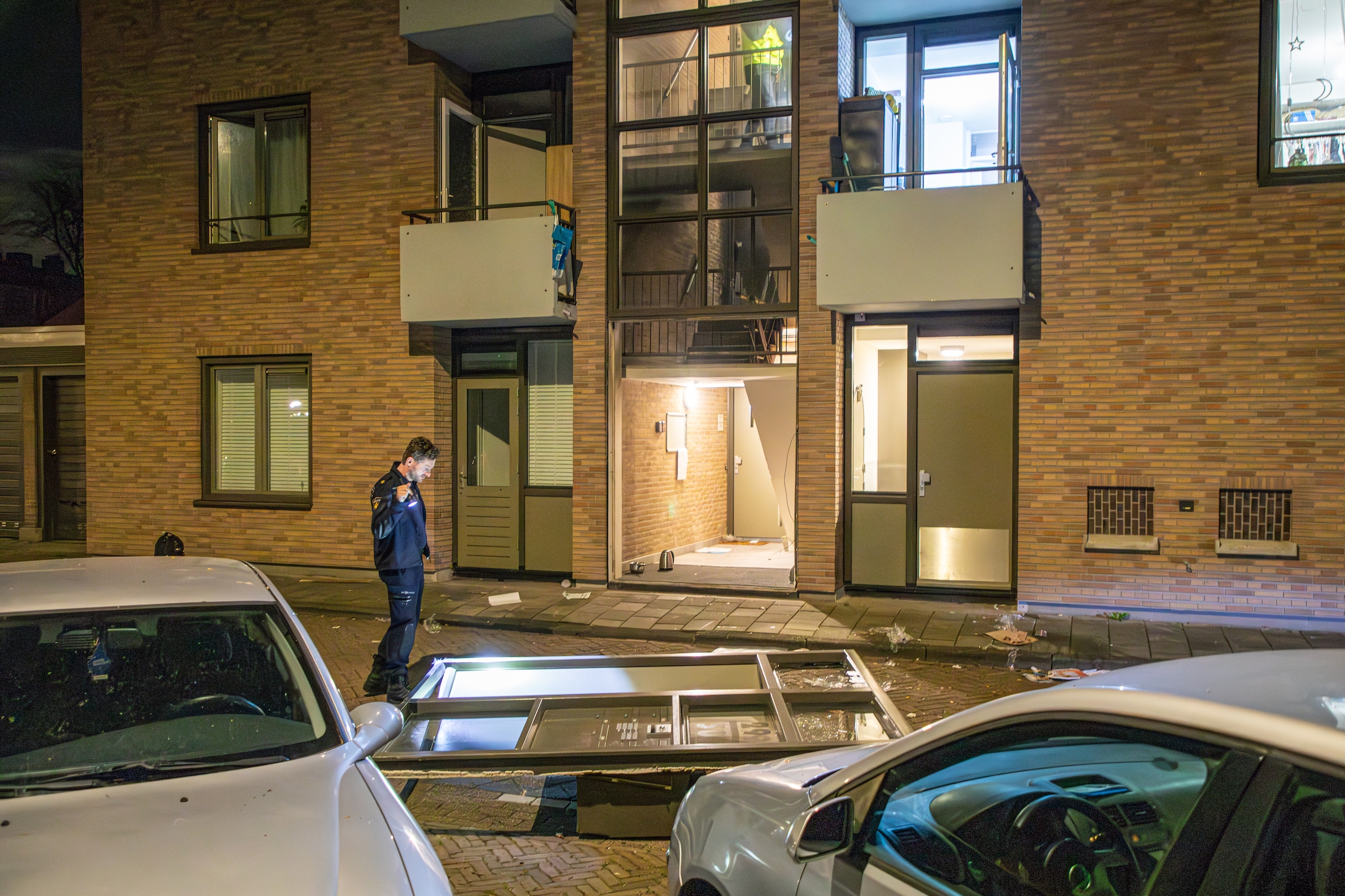 Explosie in Amsterdam Nieuw-West: pui volledig uit gevel geblazen | Het ...