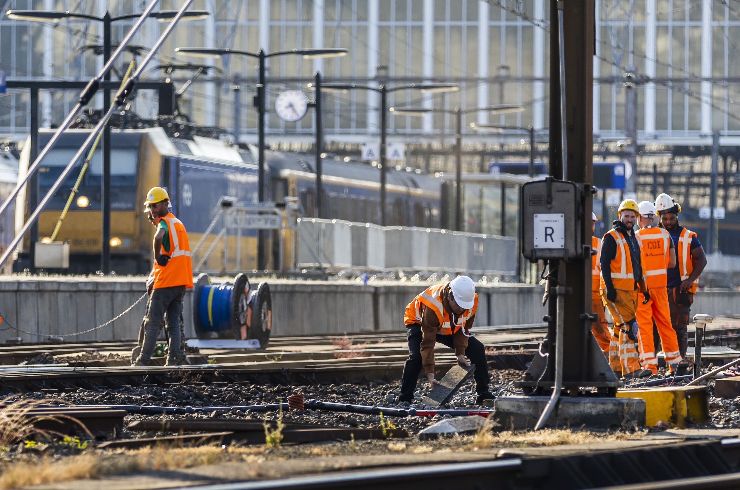 Hinder voor treinreizigers van en naar Amsterdam Centraal in meivakantie vanwege werkzaamheden ...