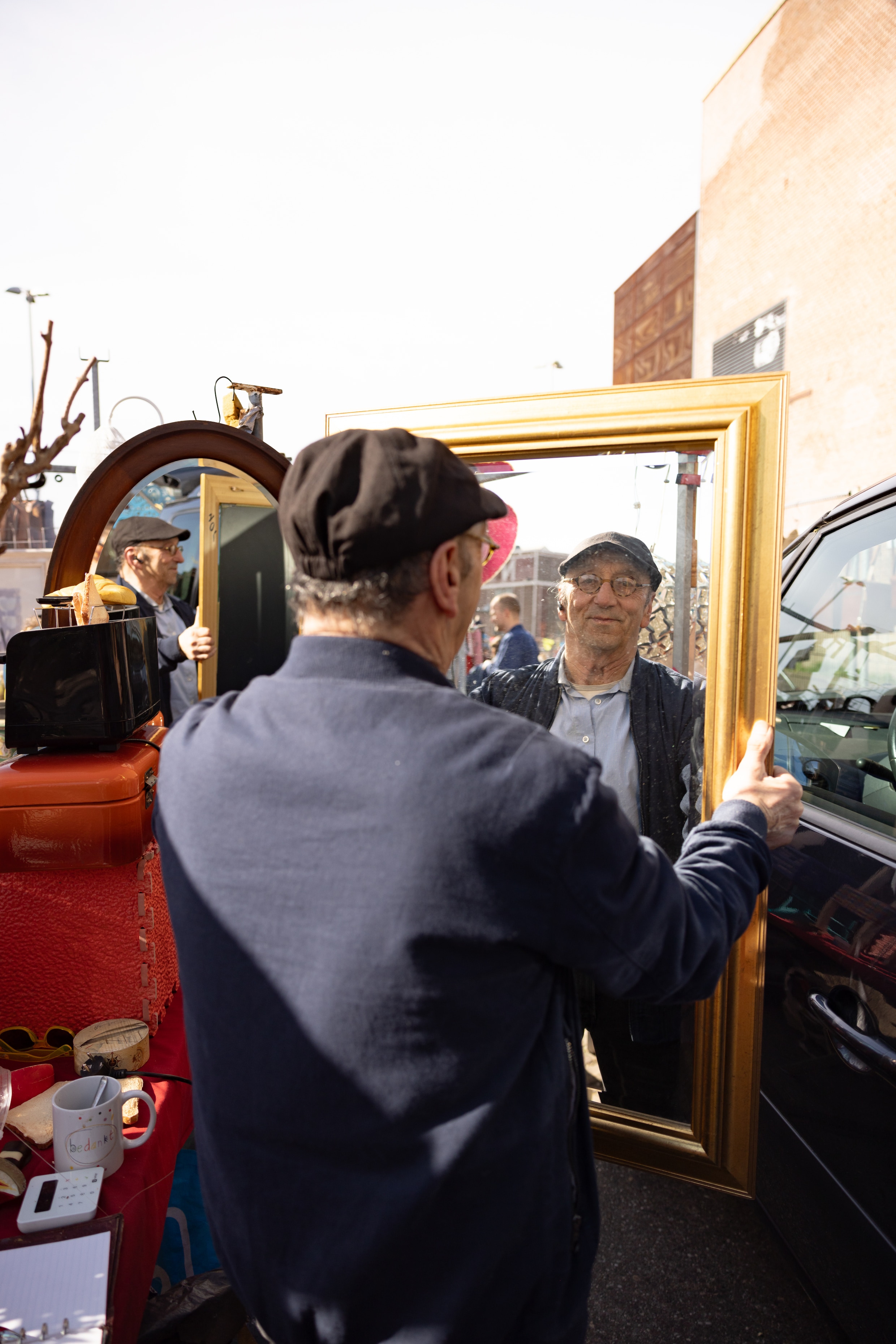IJ-hallen bestaat 25 jaar: ‘Zijn de chicks achter de kraam leuk, dan ...