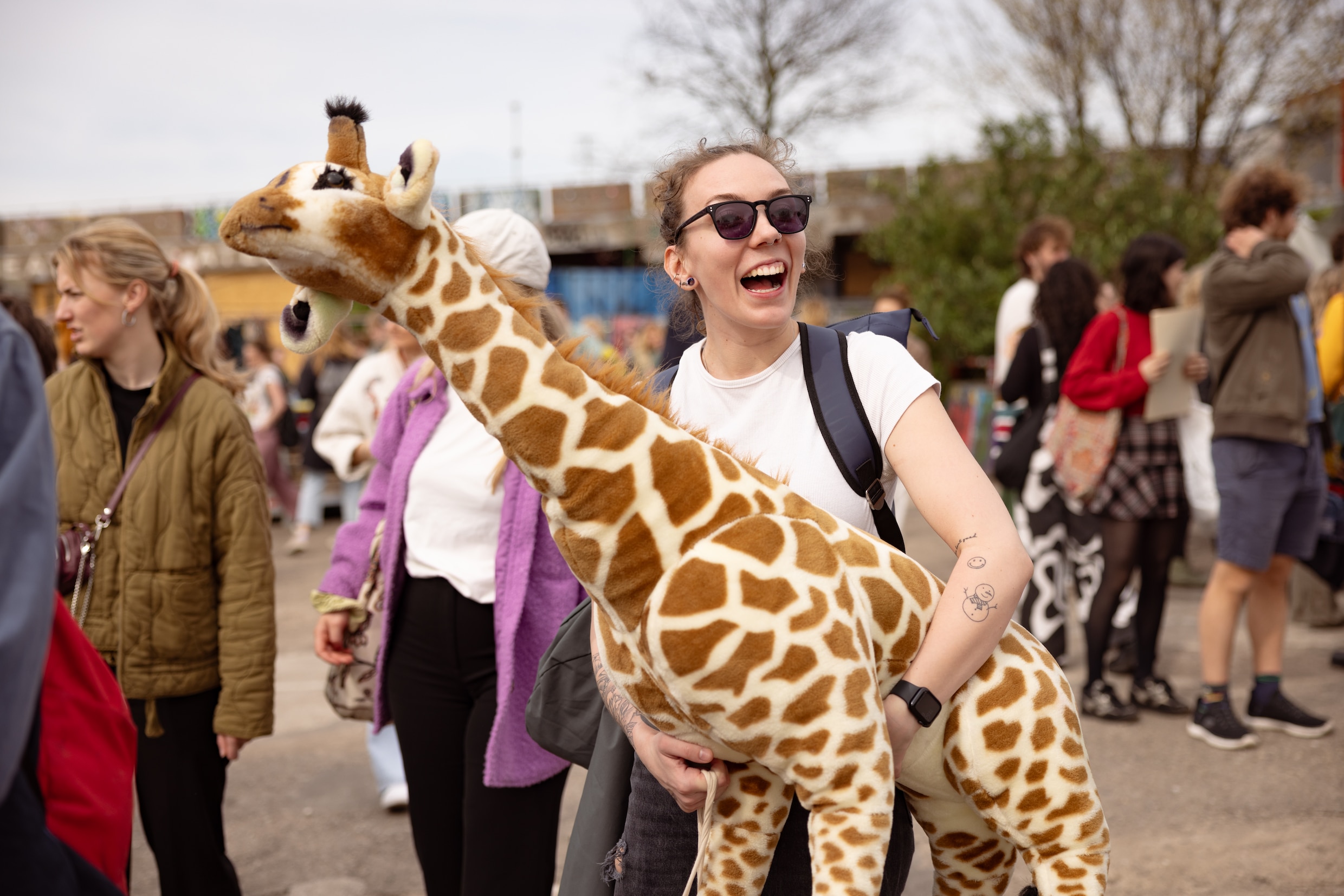 IJ-hallen bestaat 25 jaar: ‘Zijn de chicks achter de kraam leuk, dan ...