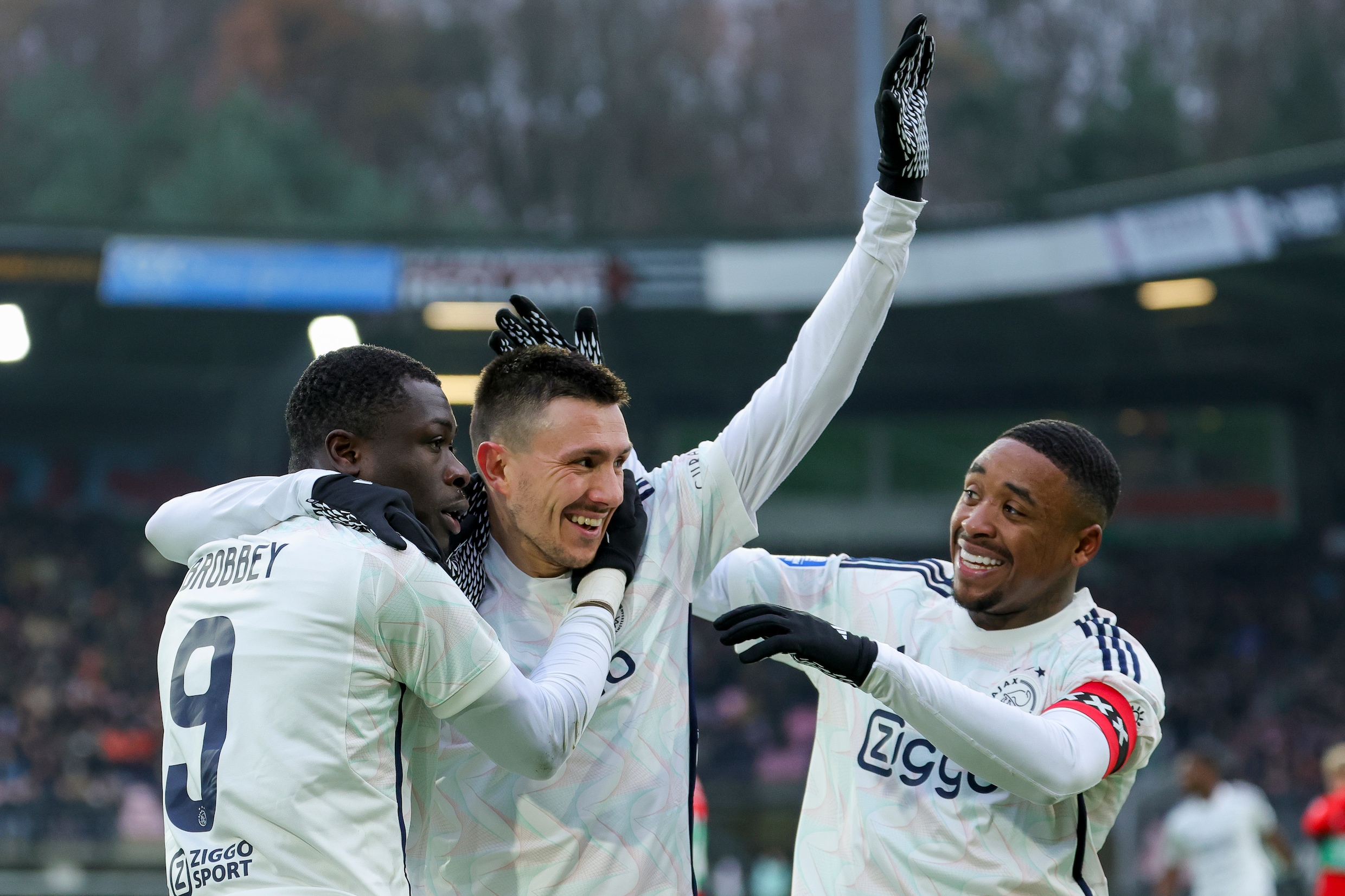 Ajaxtrainer John van ’t Schip bespreekt rentree Brian Brobbey, opwachten van de bus en vuistslag ...