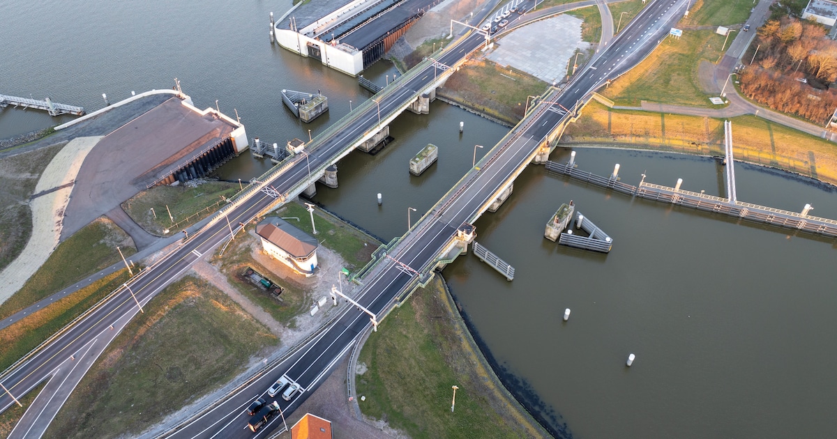 Afsluitdijk dicht door ongeluk met vrachtwagen, man om het leven gekomen | Het Parool