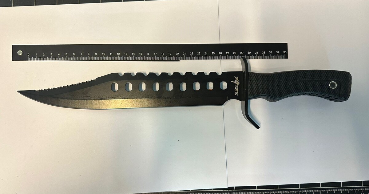 Jongen (13) aangehouden met groot mes op Schiphol, moeder weigert kind ...