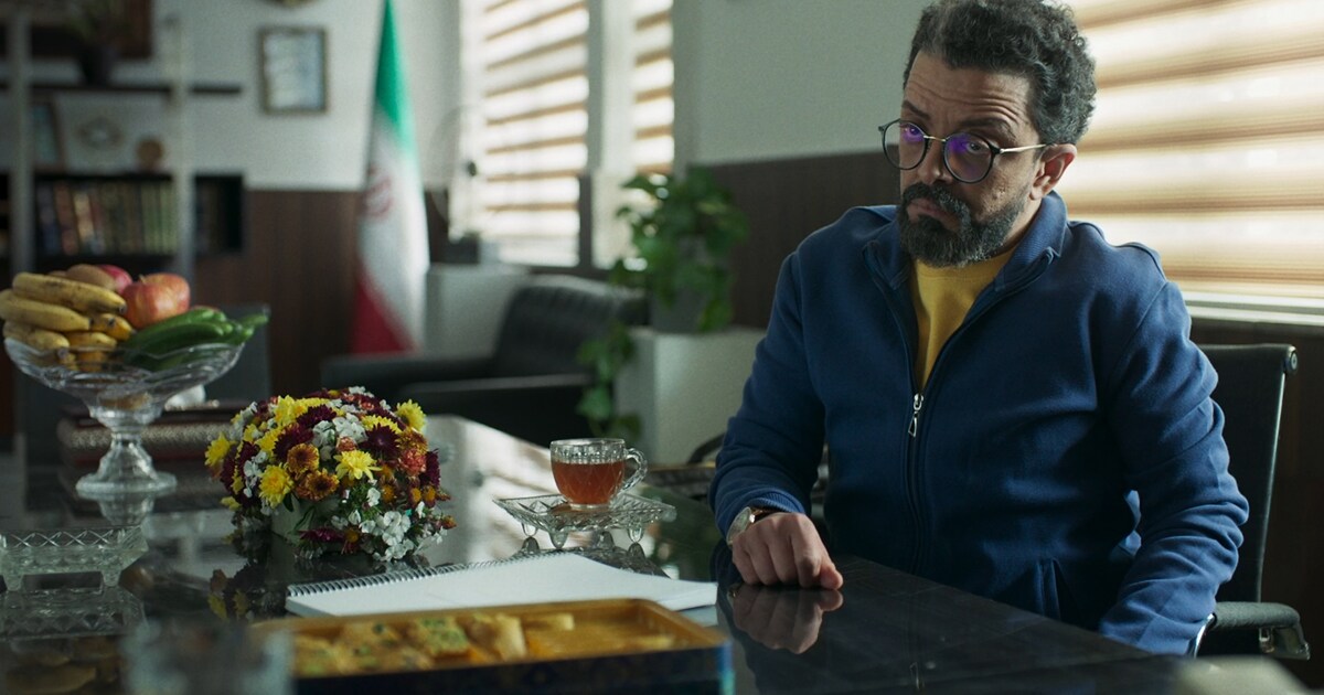 Filmmaker Ali Asgari over het pijnlijk absurde ‘Terrestrial Verses ...