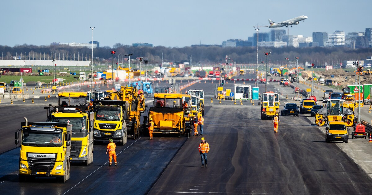 Kaagbaan op Schiphol weer open na wekenlang onderhoud | Het Parool
