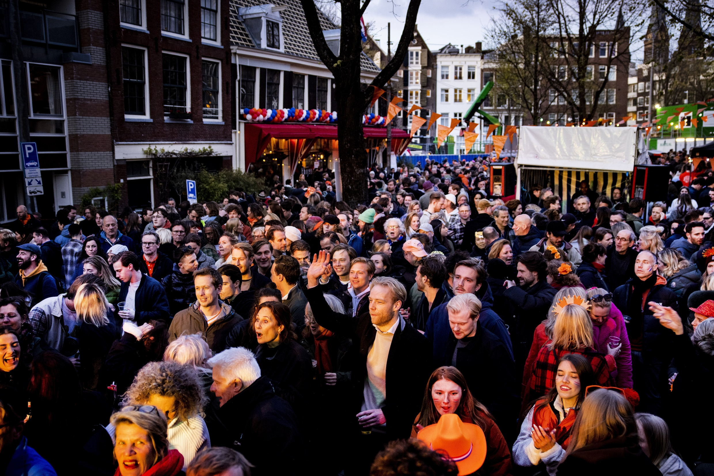 Koningsnacht koud en overwegend droog; tijdens Koningsdag kans op stevige bui met onweer en ...