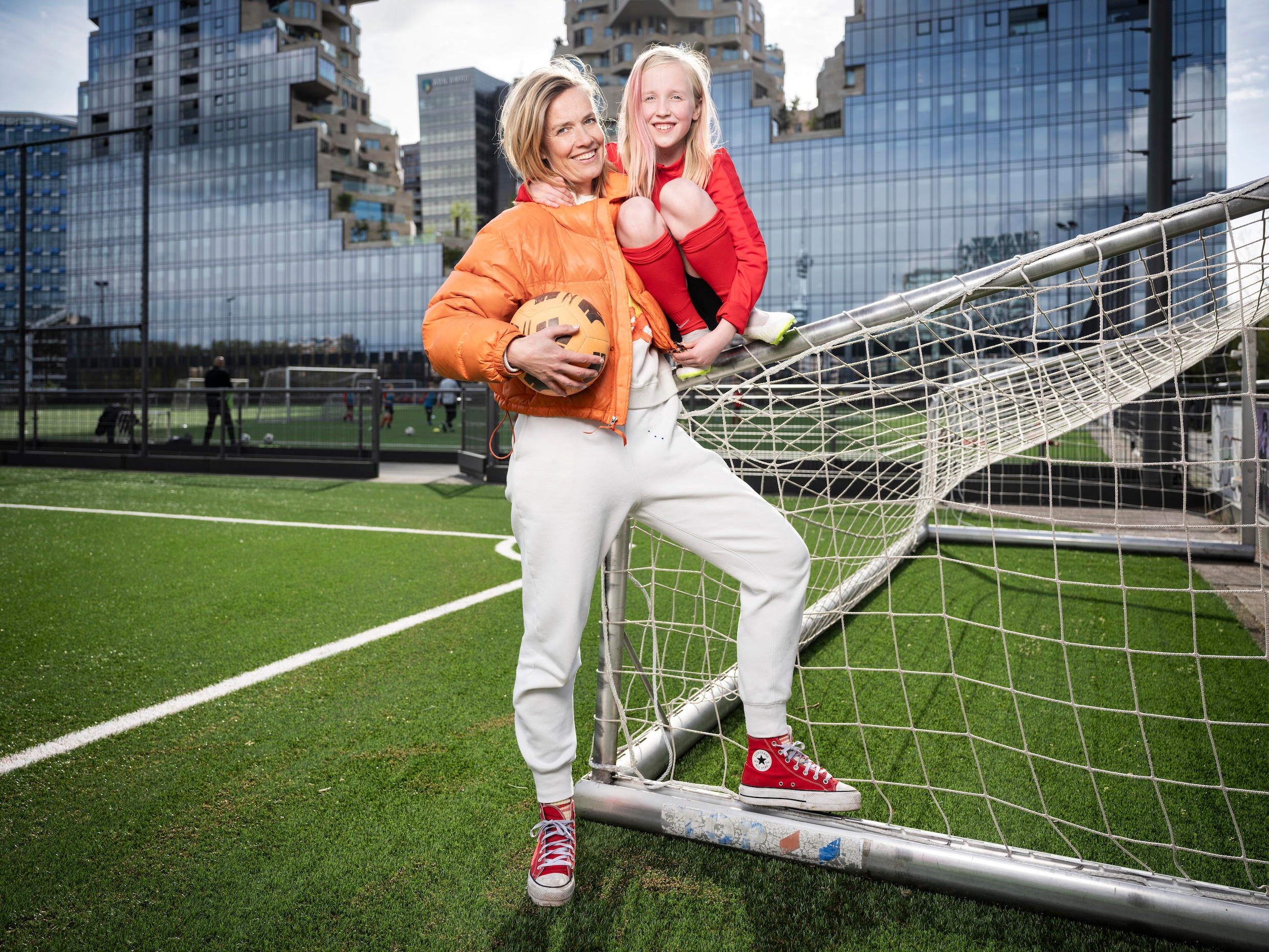 Bernadien (43) en Juul (10): ‘Juul mag van mij al sinds ze zes is ...