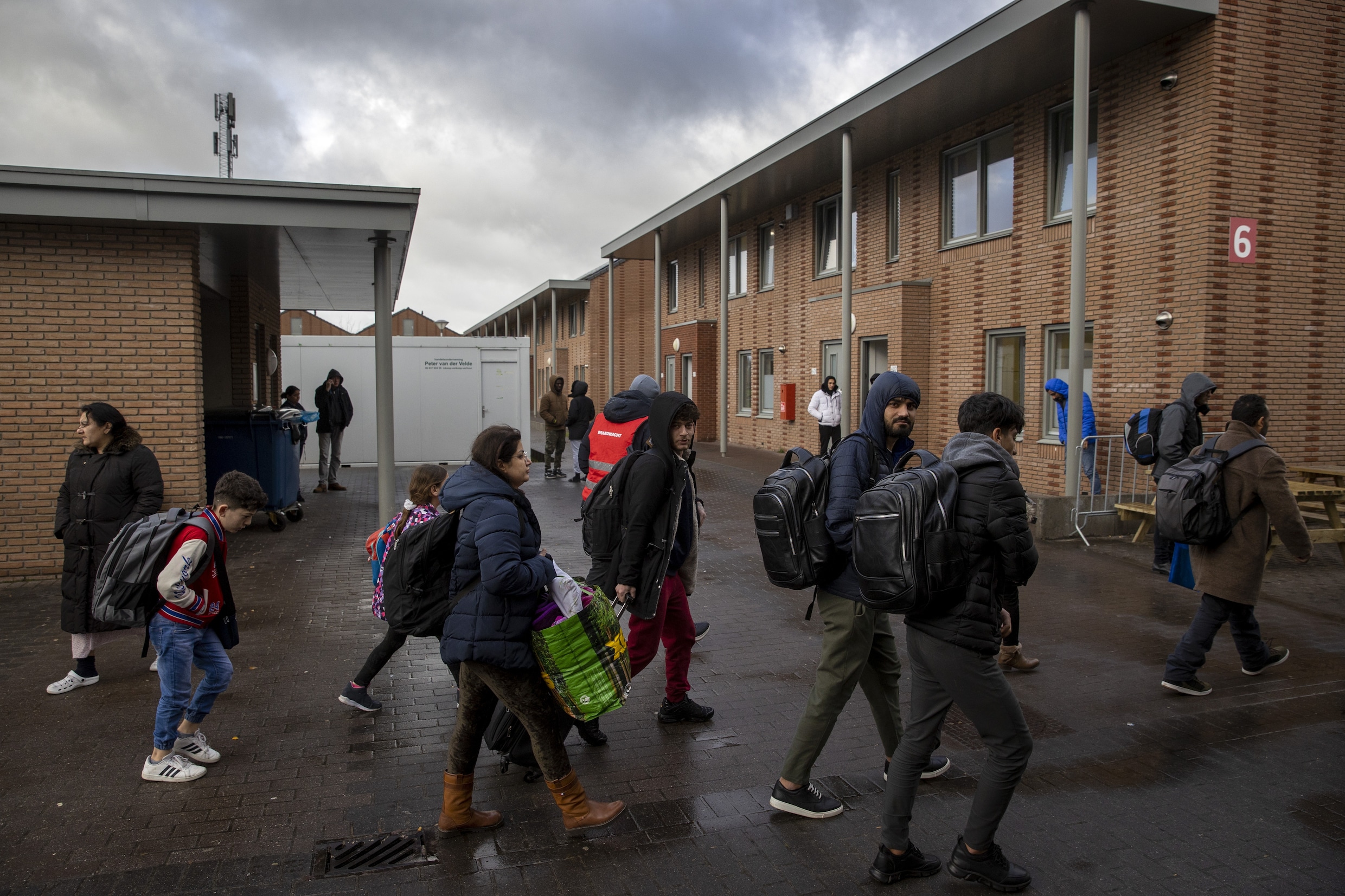 In Ter Apel slapen wéér mensen op de grond, staatssecretaris Van der ...