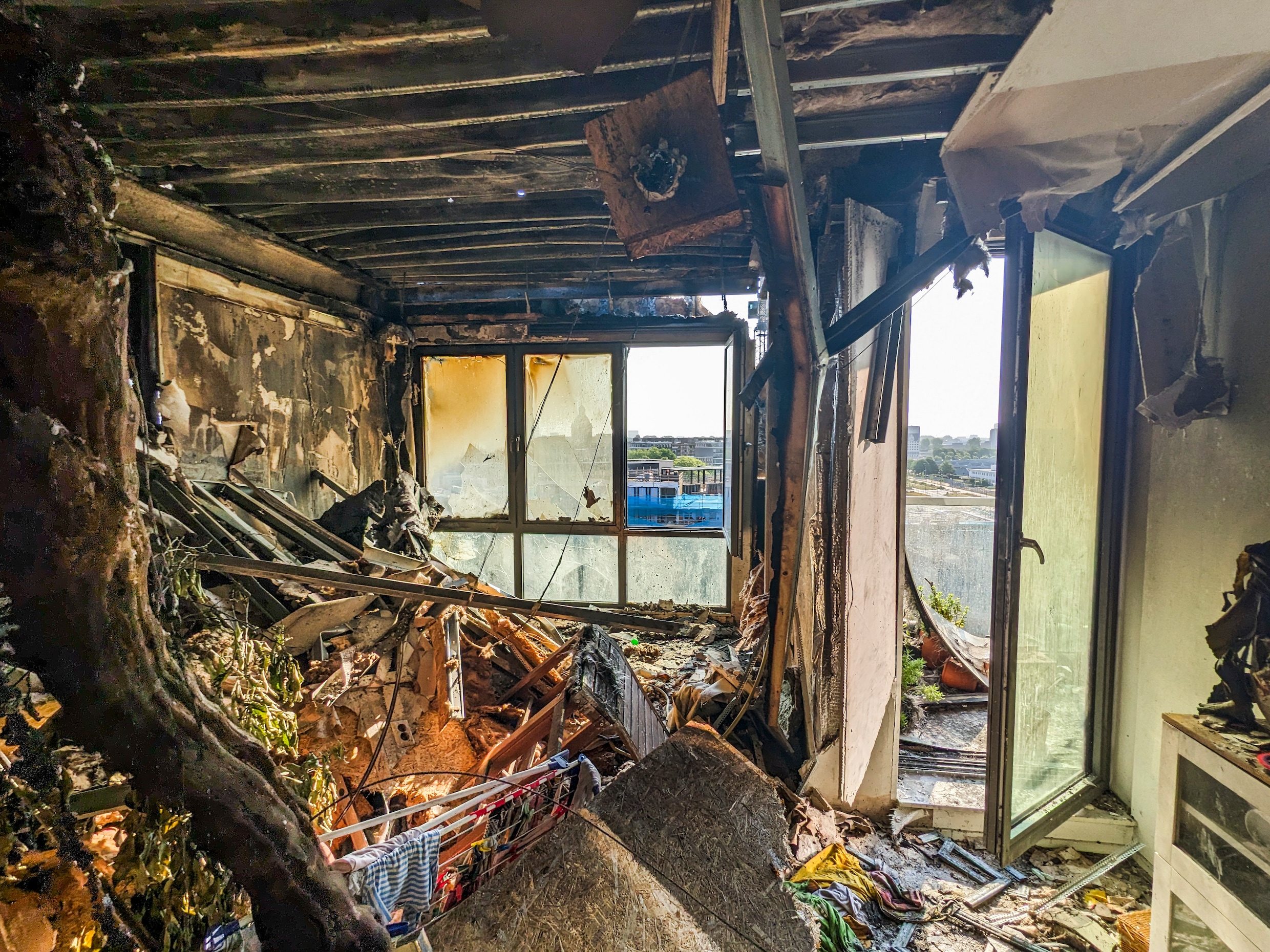 Lars en Julia Lischke werden met 150 anderen dakloos na immense brand ...