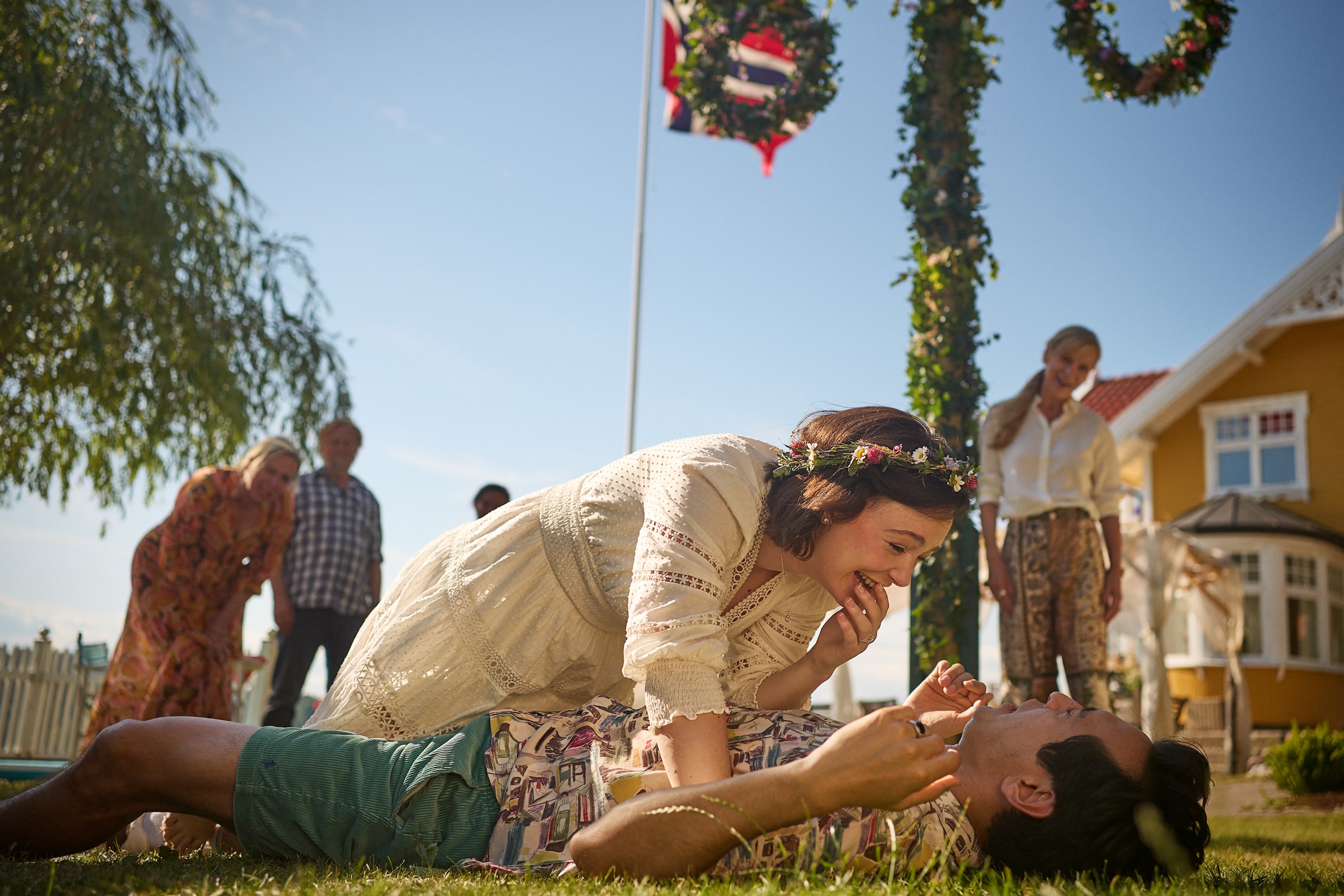 Recensie: Zweedse dramaserie Midtsommernatt is de fantasieloze Ikea ...