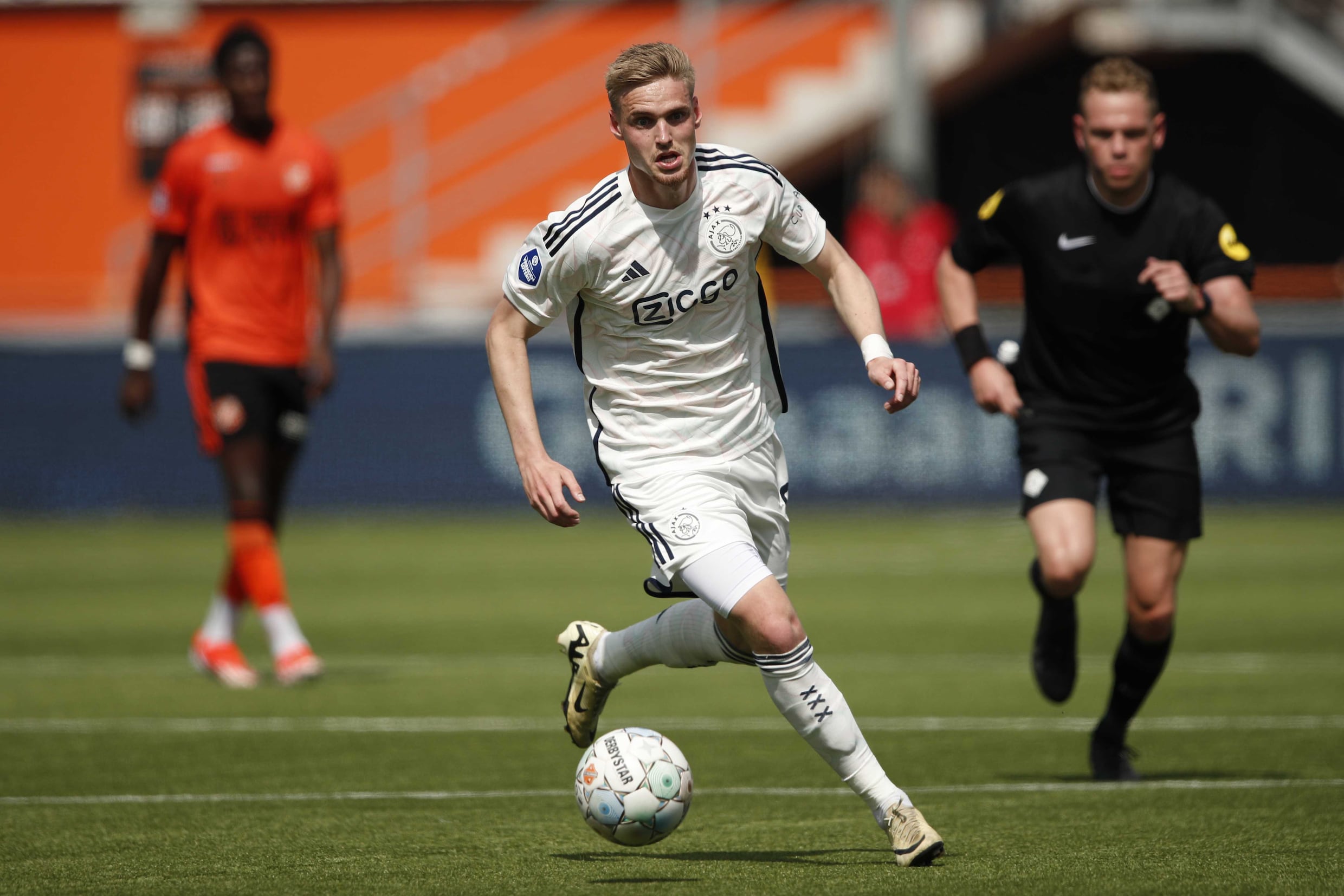 Nu Kenneth Taylor vooruit kan voetballen, geeft hij meer assists en ...