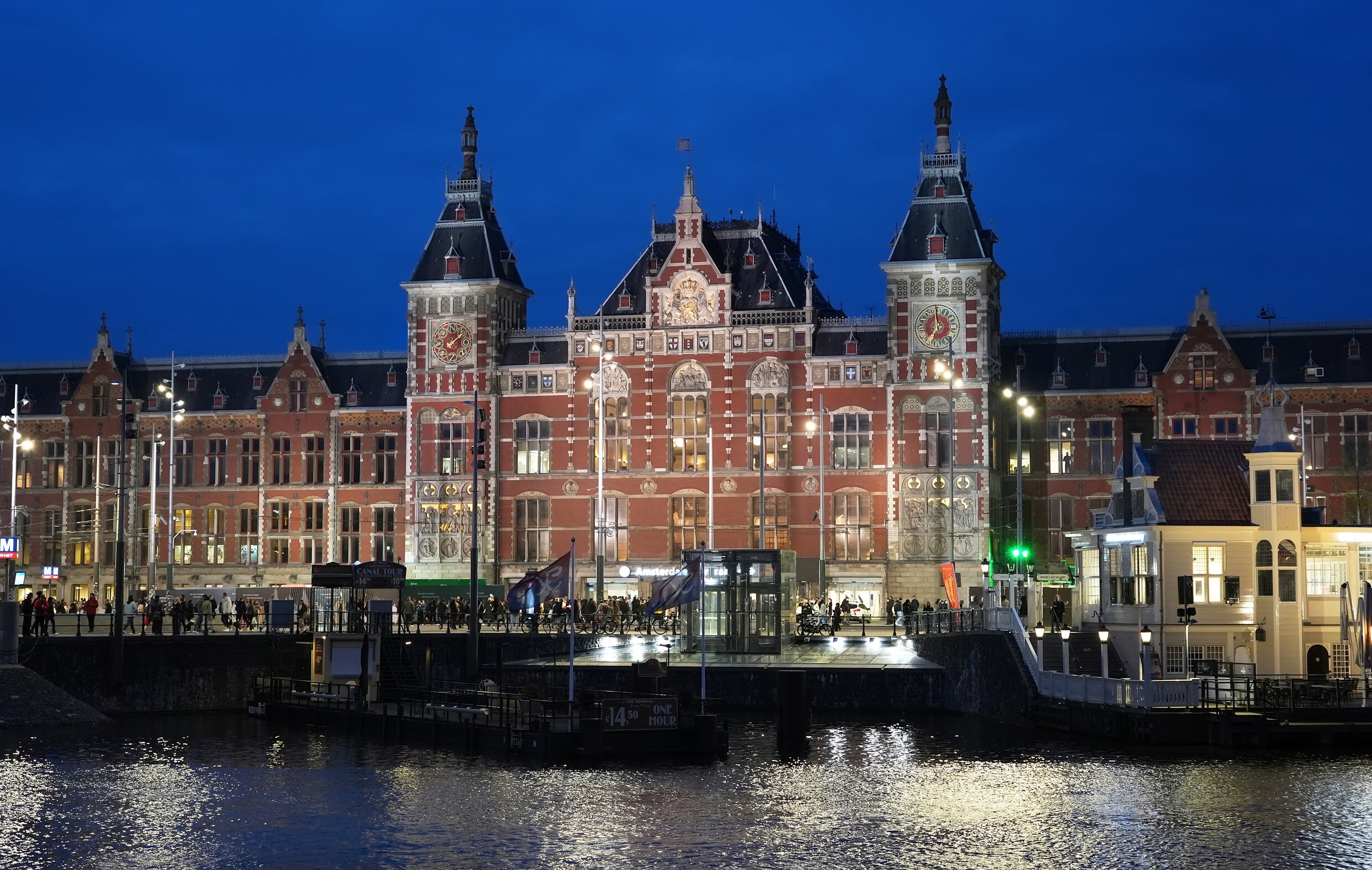 Perrons en trein op Centraal Station ontruimd vanwege ‘achtergelaten ...