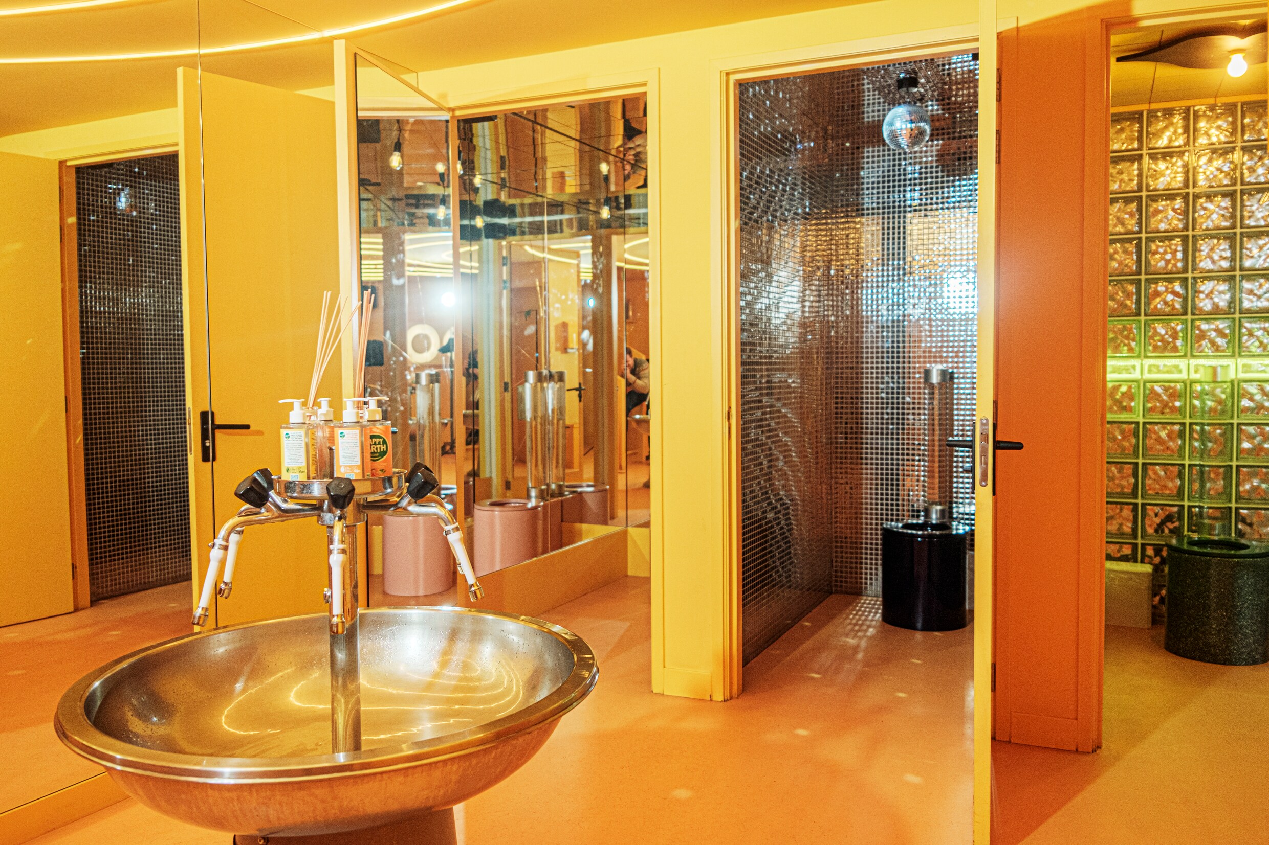 Hier in Amsterdam vind je de spectaculairste toiletten | Het Parool