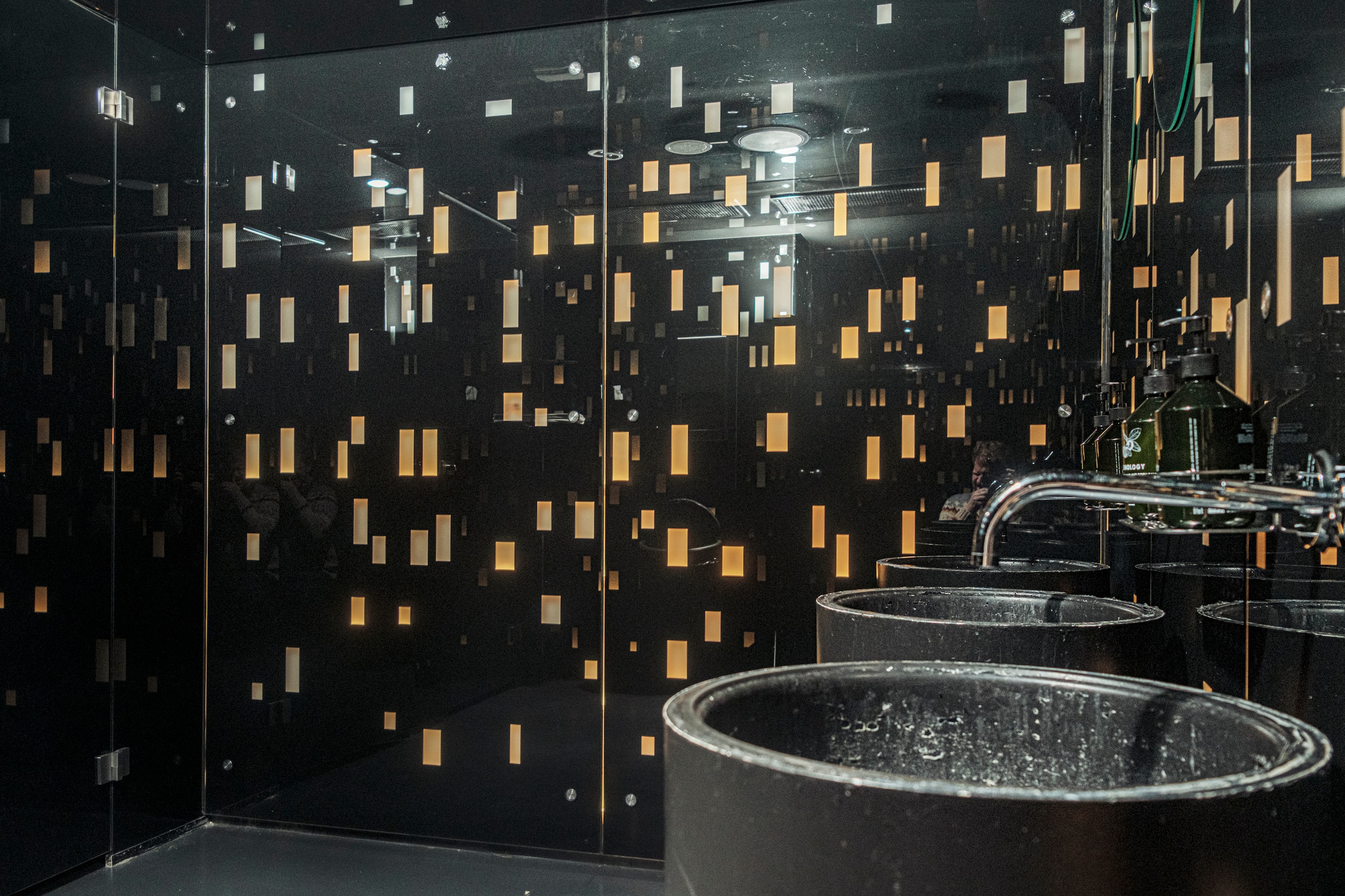 Hier in Amsterdam vind je de spectaculairste toiletten | Het Parool