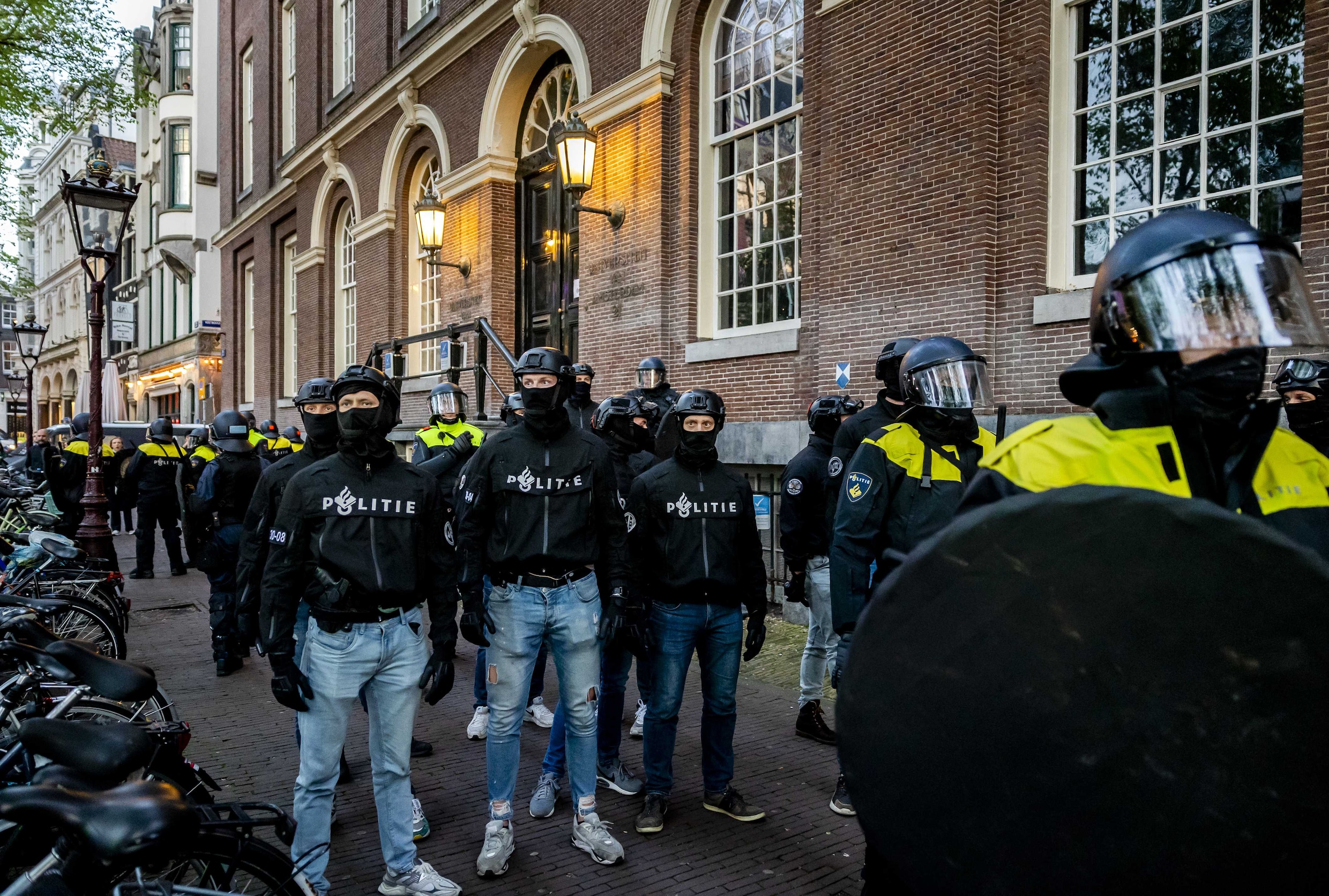 Wanneer mag de Mobiele Eenheid ingrijpen op een UvA-protest? En 13 ...