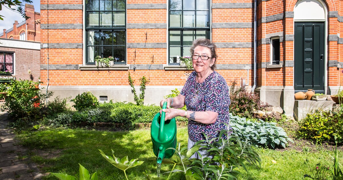 Wil Haster (80) mag als weduwe van de brandweercommandant in de ...