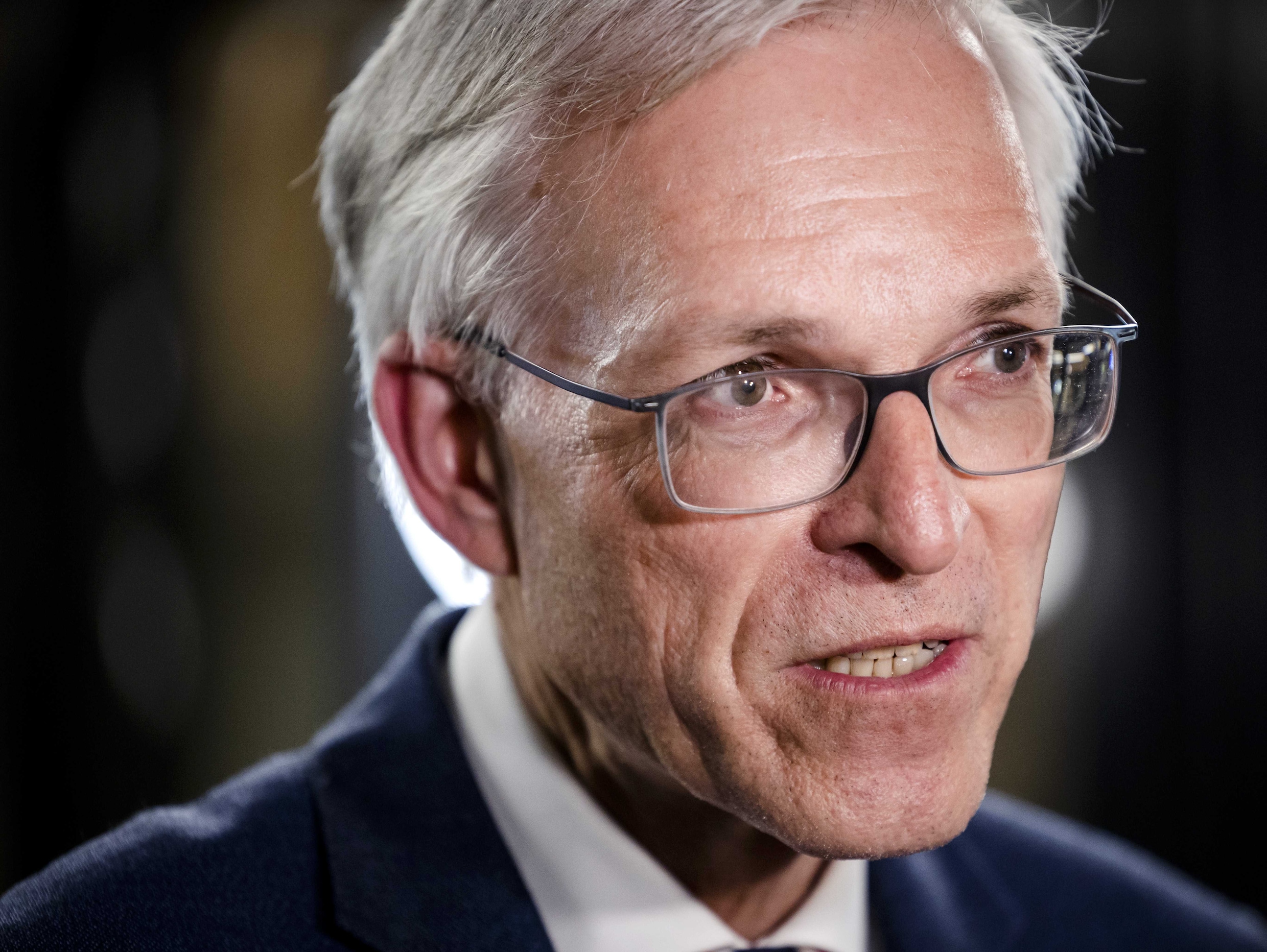 Al een week zingt de naam van Ronald Plasterk rond, maar plots durft ...